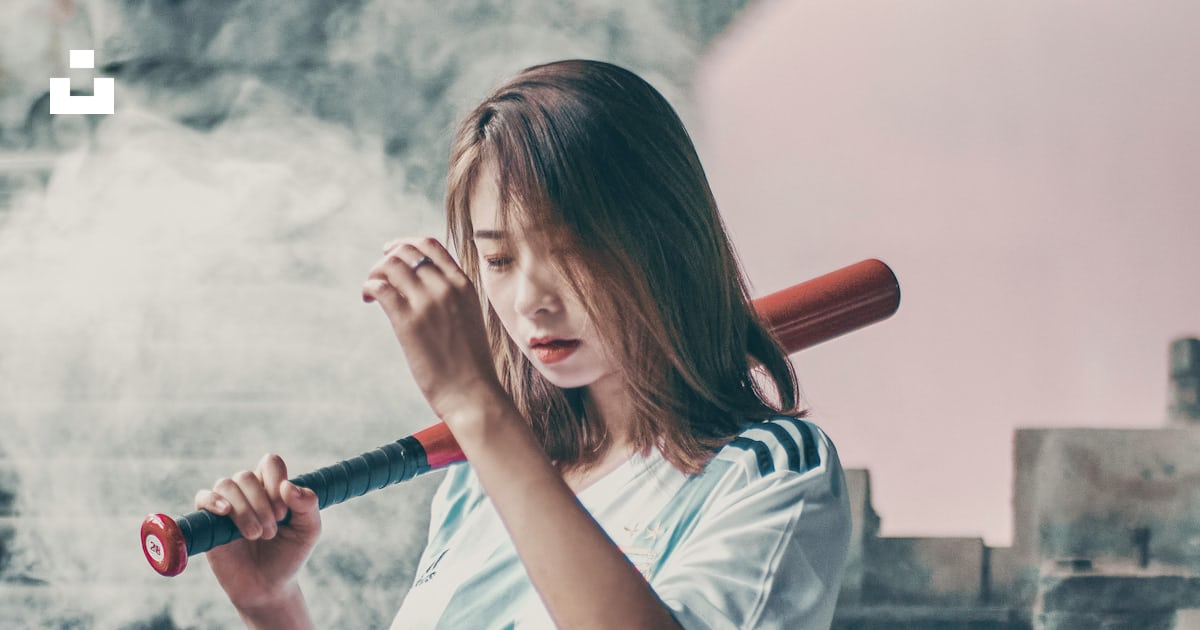Frau Im Weiß Blauen Langarmhemd Mit Rotem Baseballschläger Foto