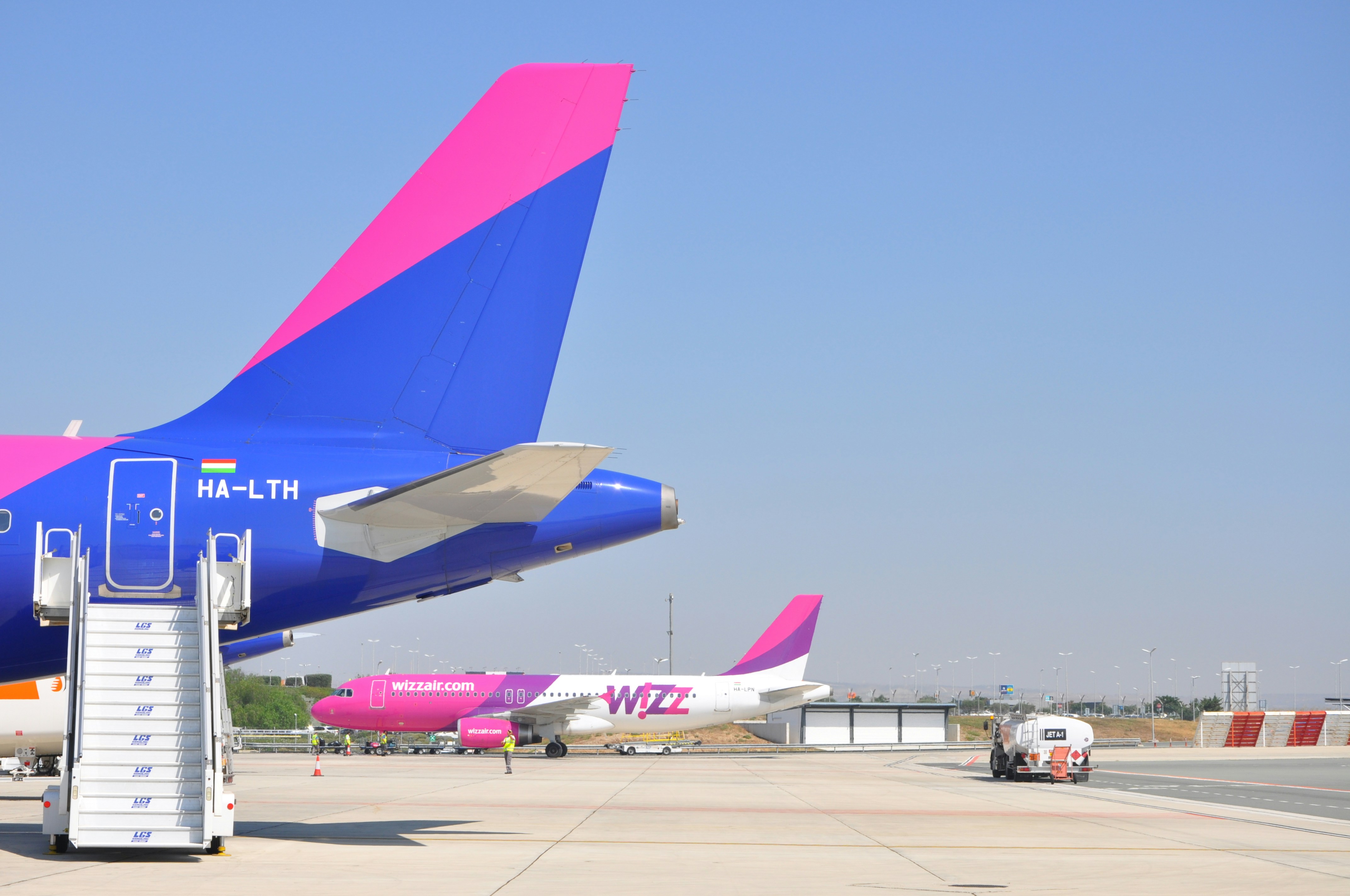 Foto Avión azul y blanco en el aeropuerto durante el día – Imagen Azul ...