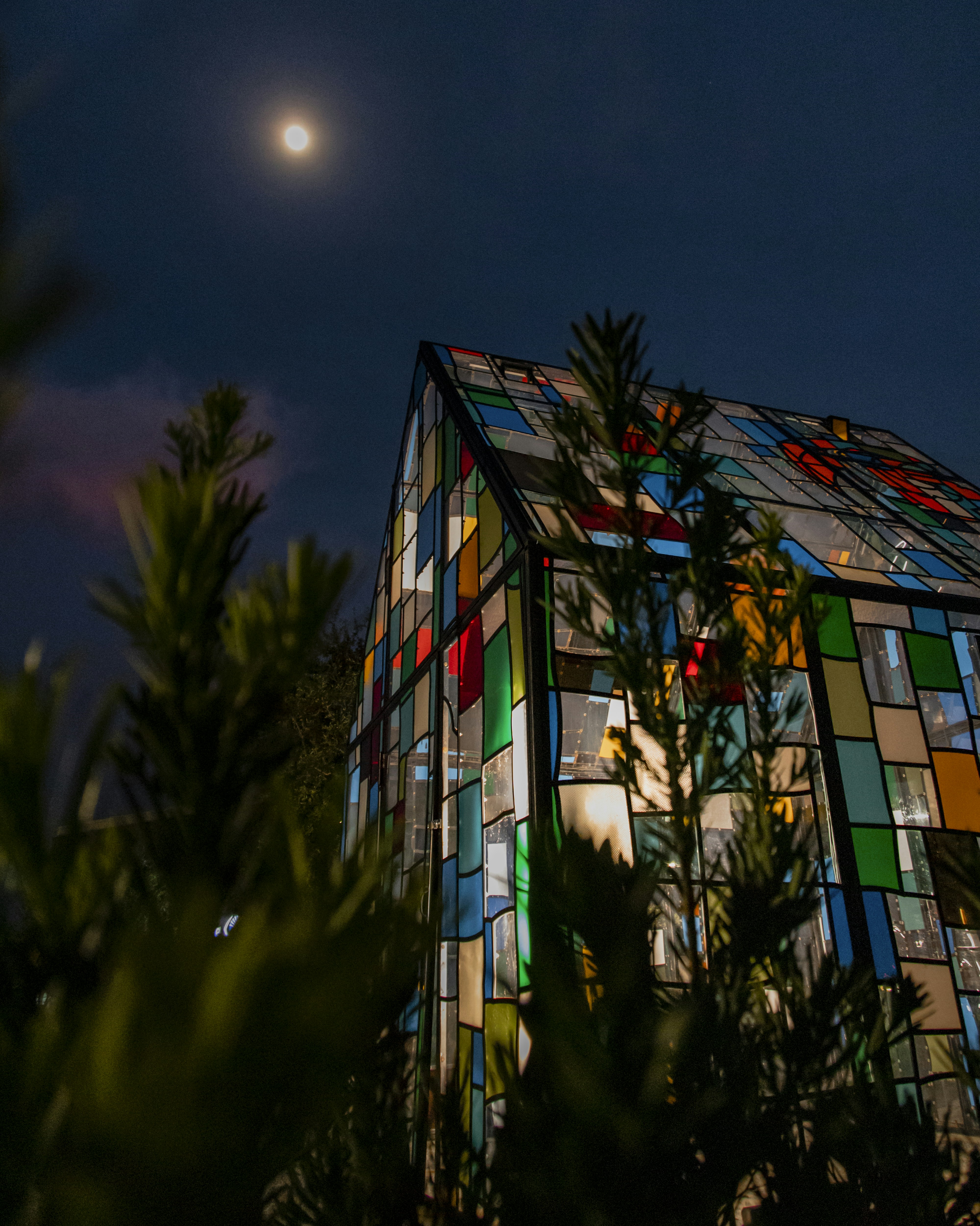 Bâtiment bleu et blanc pendant la nuit photo – Photo En plein air ...