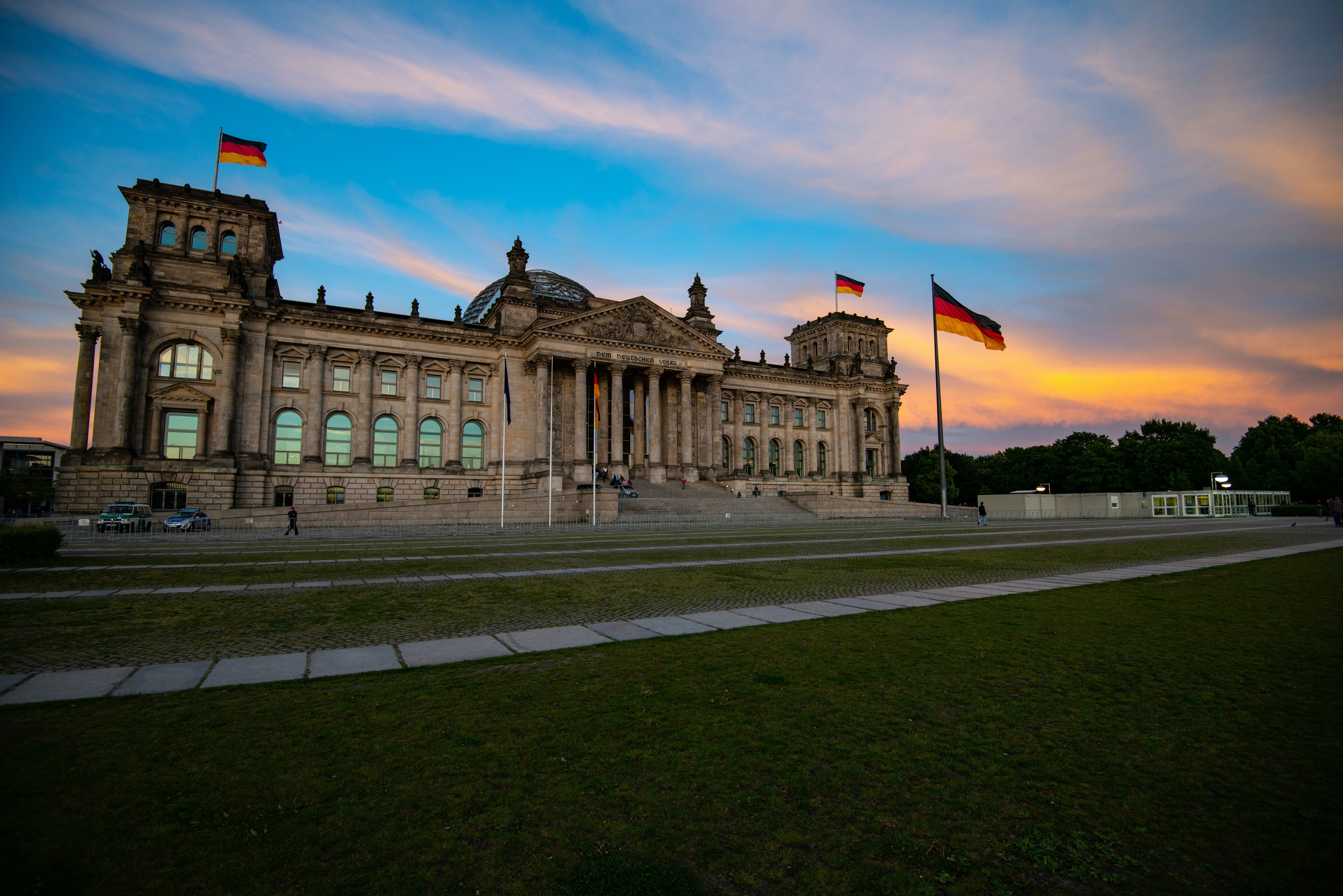 Sunset Over the Reichstag: A Quiet Evening at the Historic Facade