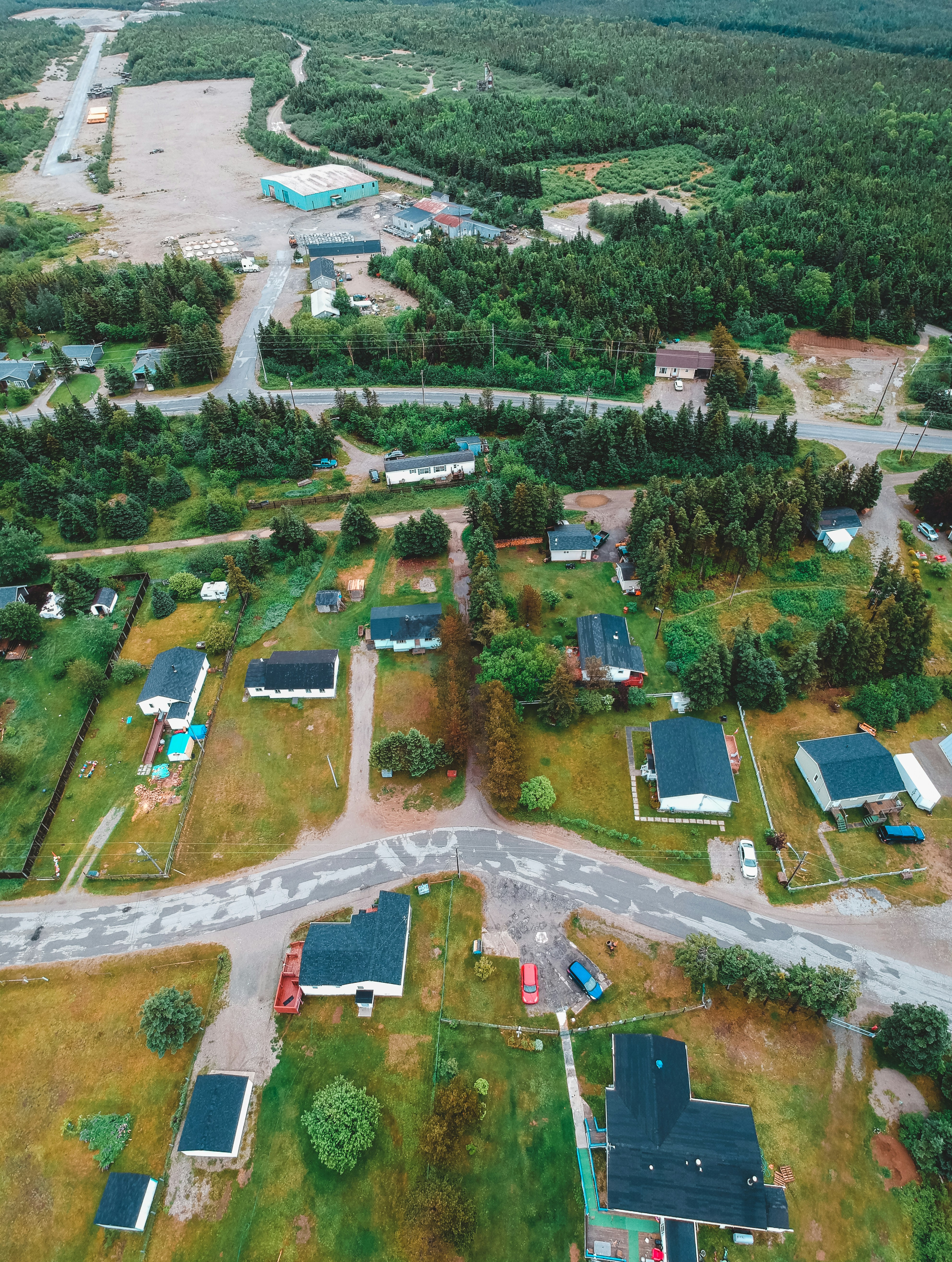 An aerial view of a small town surrounded by trees photo – Free ...