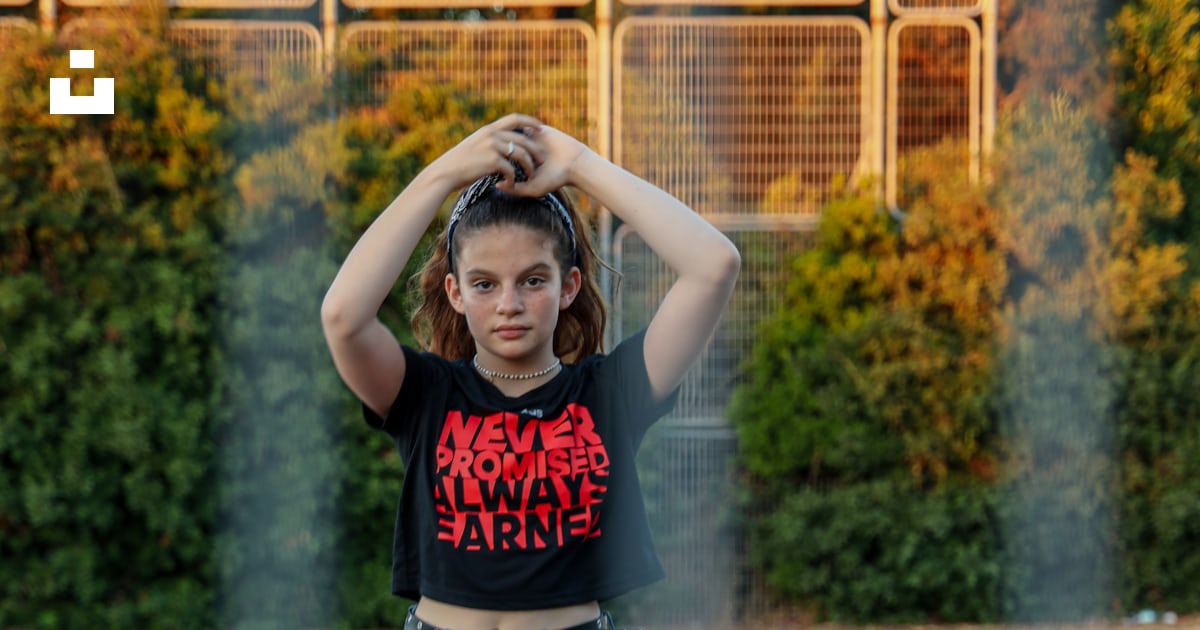 赤いタンクトップと青いデニムのショートパンツを着た女性がバスケットボールコートに立つの写真 Unsplashのミチマニムの無料画像