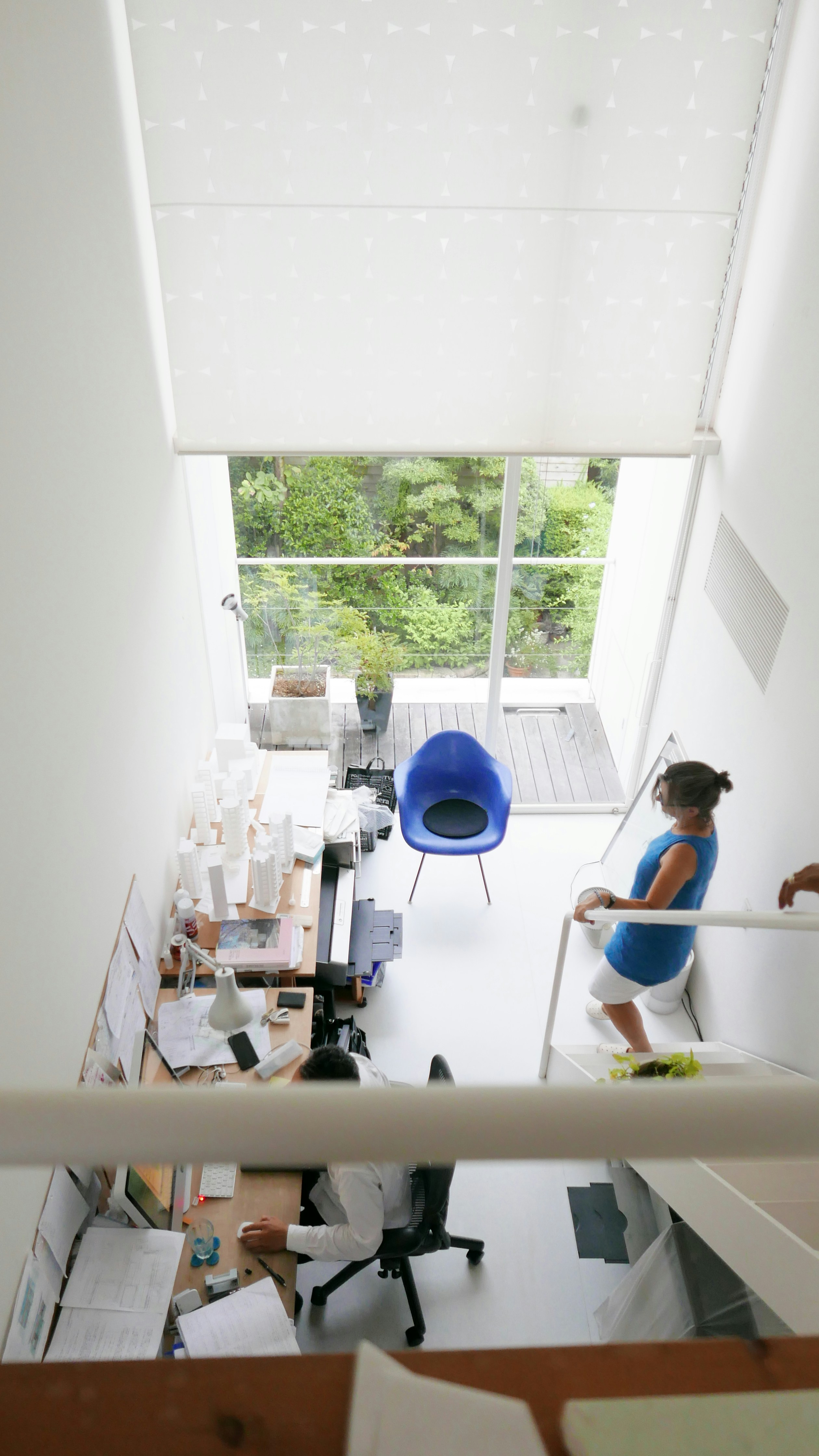 Foto Mujer en camiseta sin mangas azul sentada en silla azul – Imagen ...