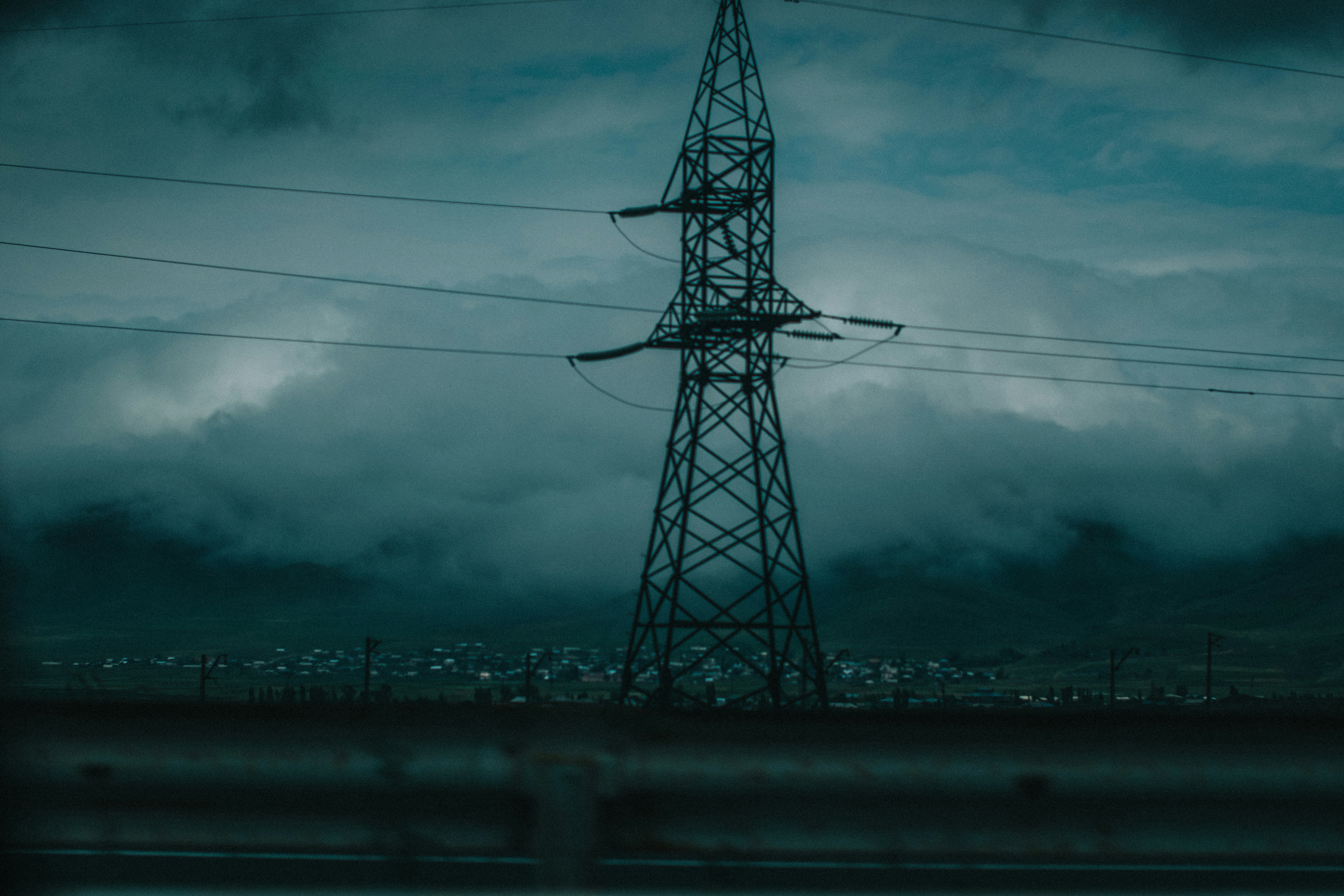 Tour électrique noire sous des nuages gris photo – Image gratuite de ...