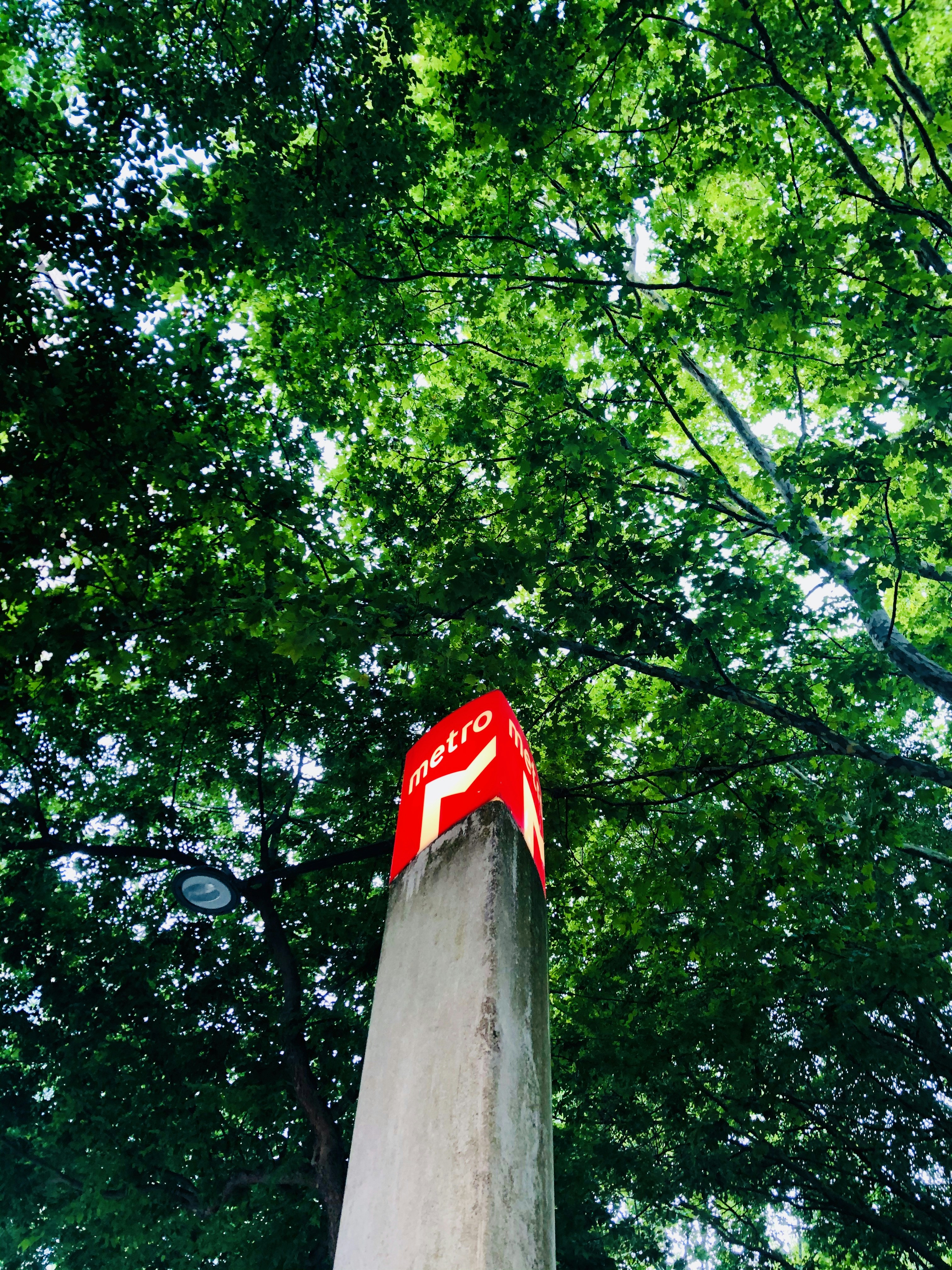 Red and white arrow sign photo – Free Lissabon Image on Unsplash