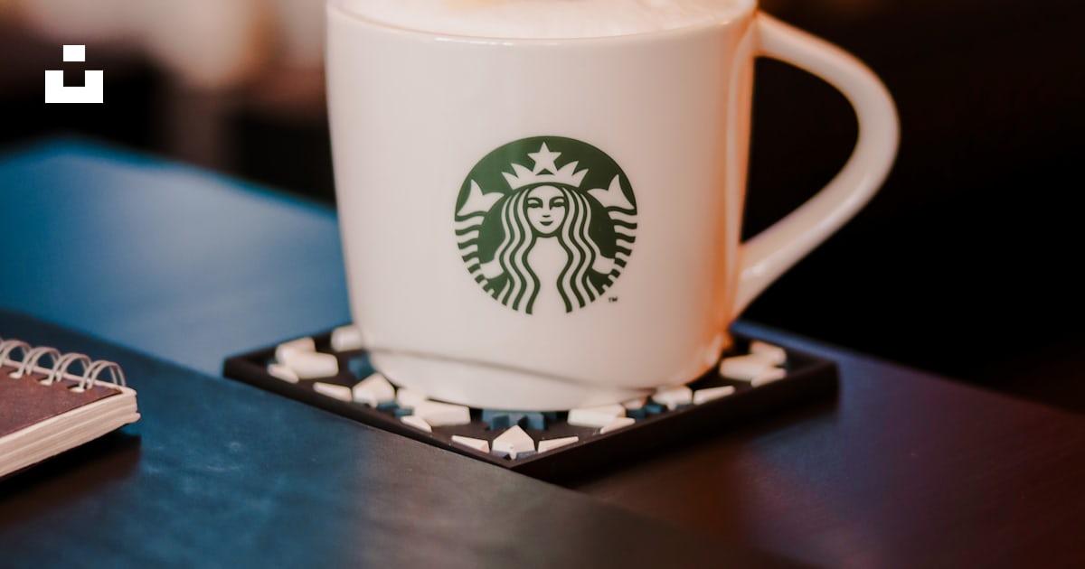 흰색과 녹색 스타 벅스 세라믹 머그잔 검은 나무 테이블에 사진 Unsplash의 무료 Cappuccino 이미지
