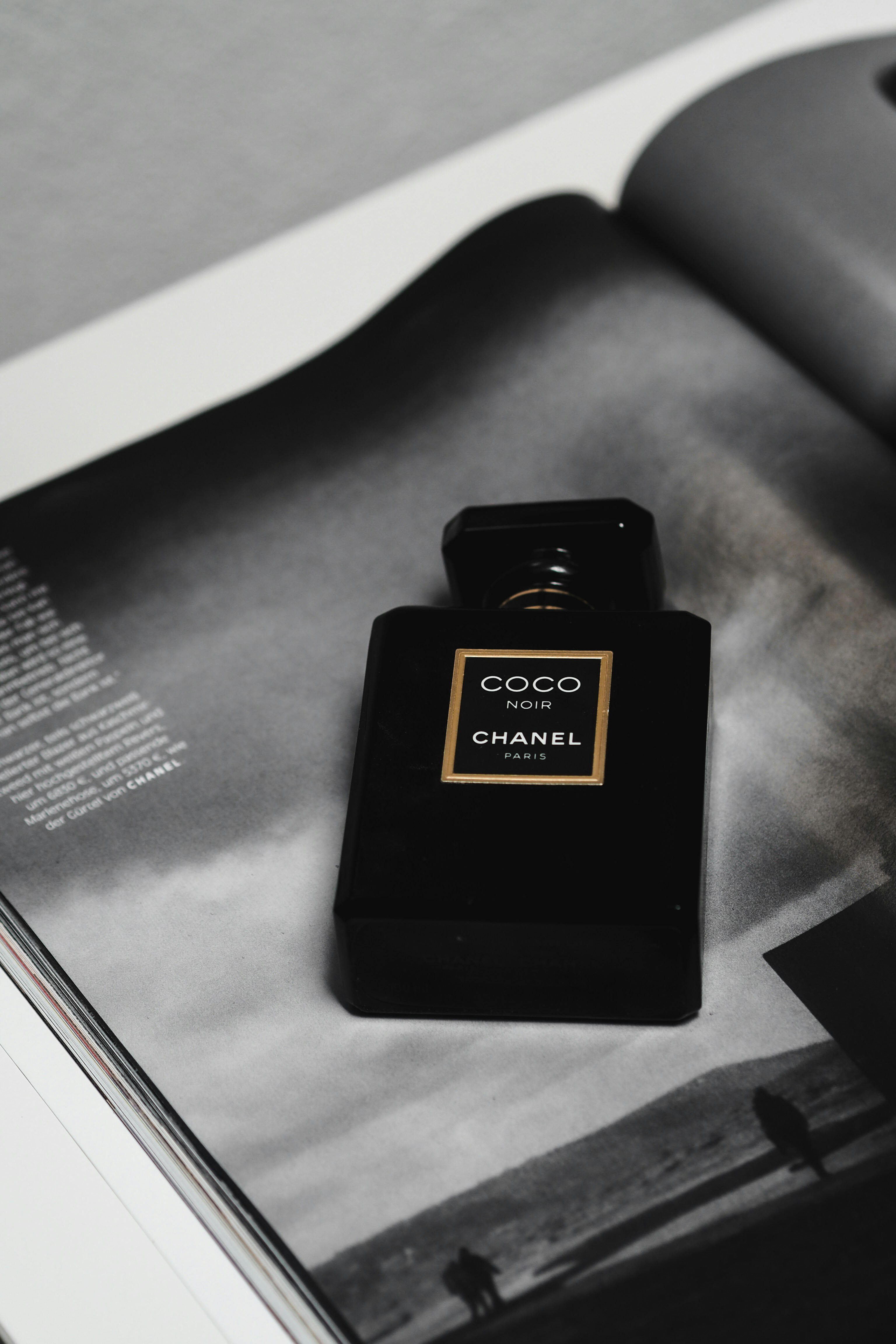 Black and gold perfume bottle photo – Free Paris Image on Unsplash