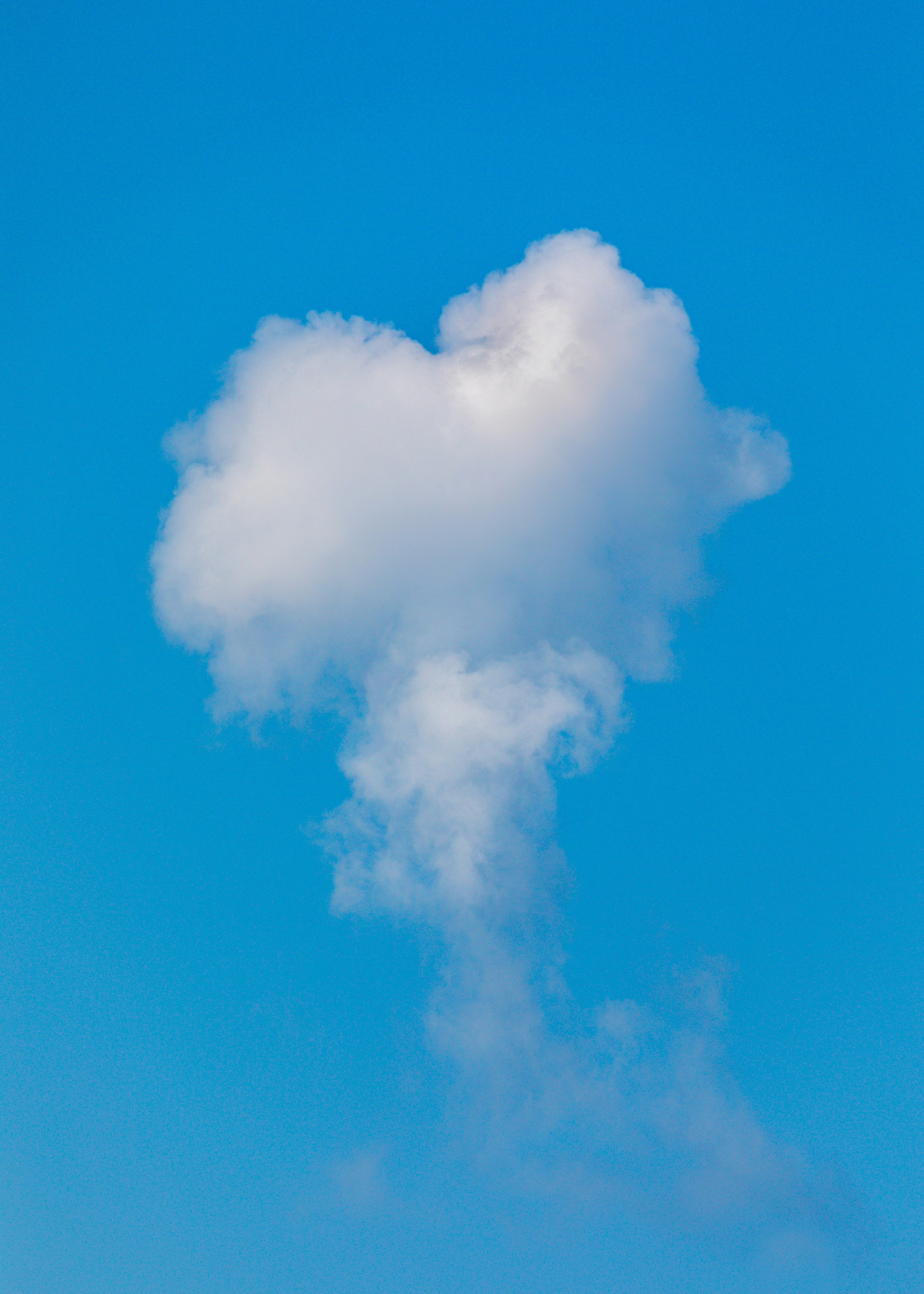 Cloud Chimney: A Vertical Plume Against a Cerulean Sky