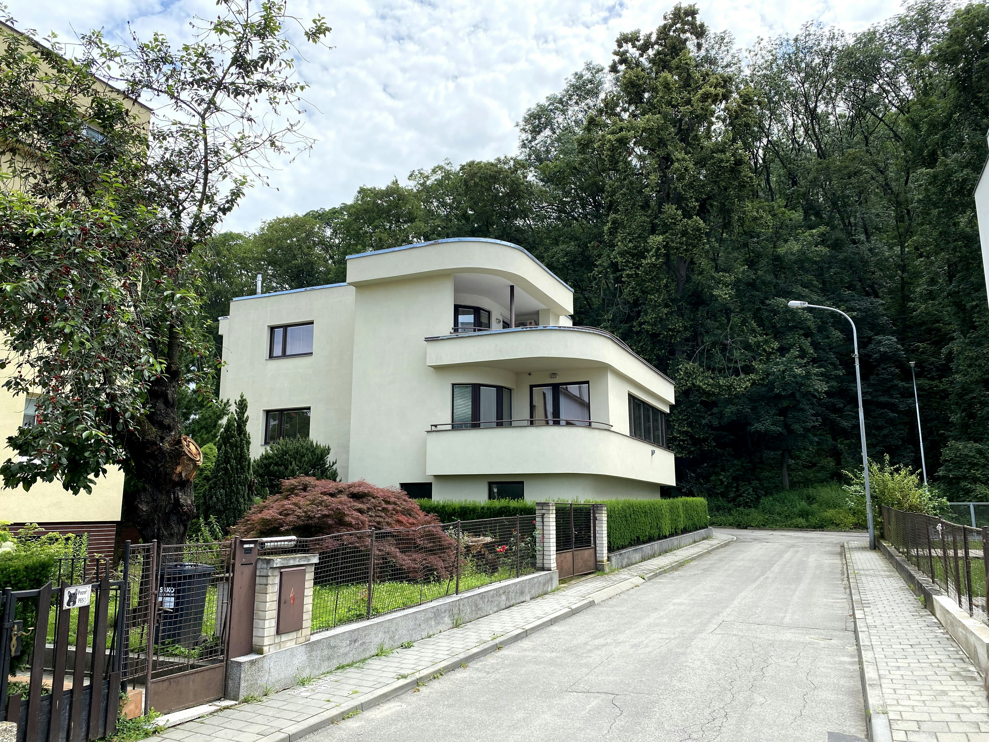 Modernist Haven Amidst Nature