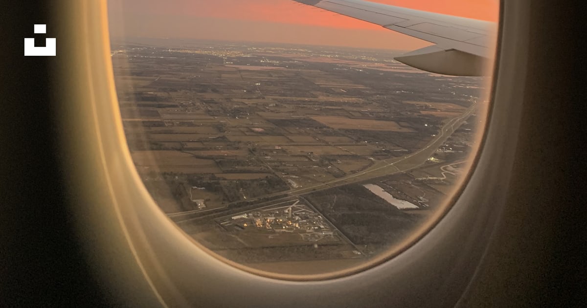 낮 동안 흰 구름의 비행기 창 전망 사진 Unsplash의 무료 Jfk 공항 이미지
