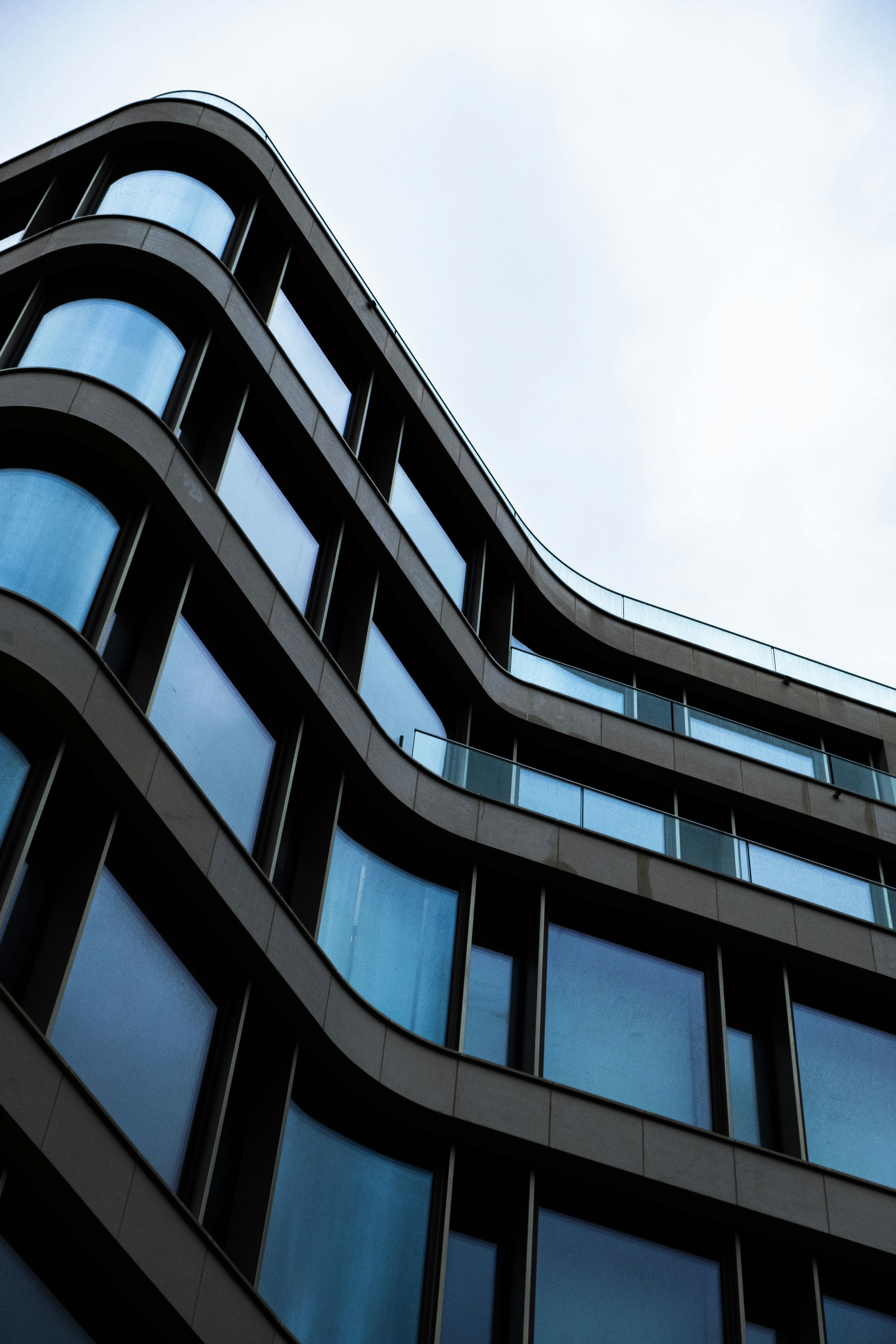 Bâtiment en béton bleu et blanc photo – Image gratuite de Bleu sur Unsplash