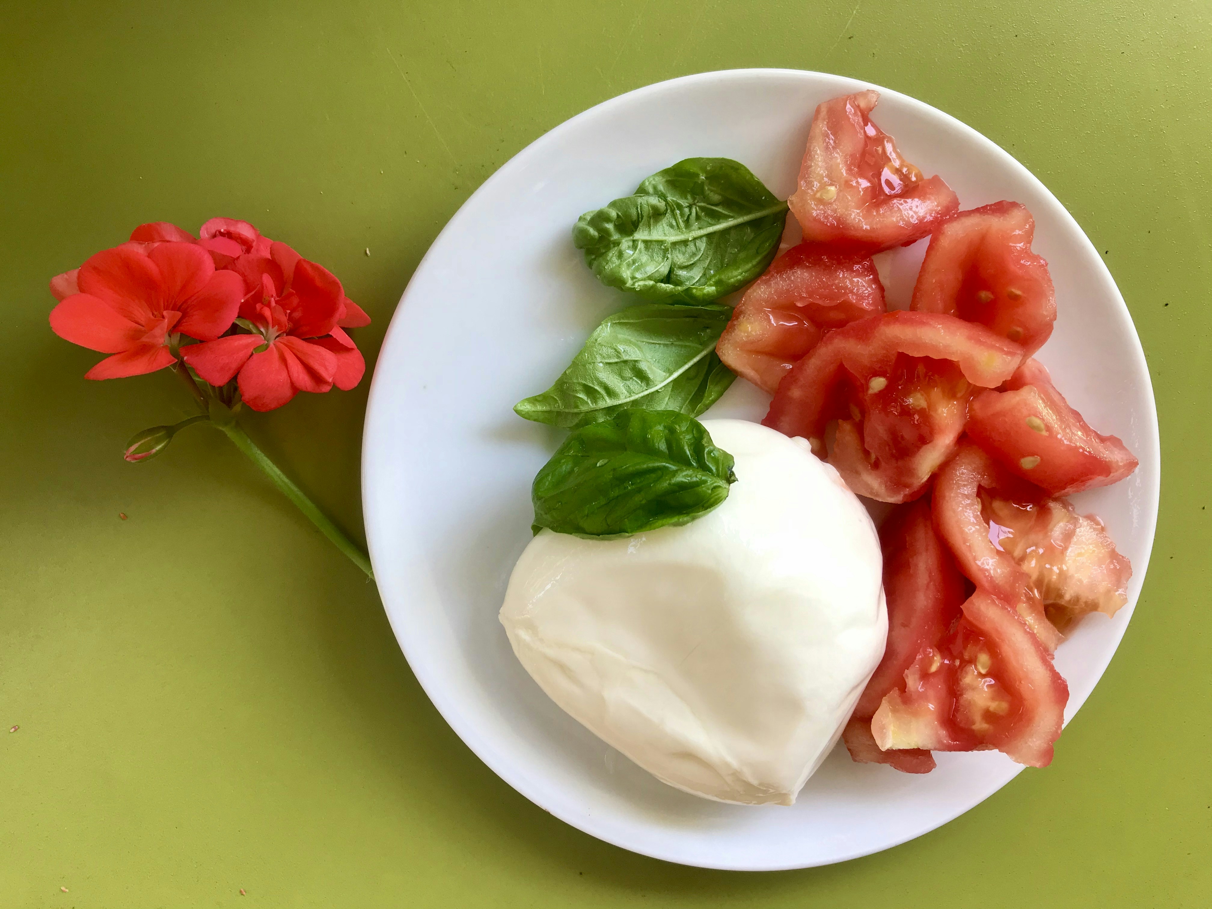 Foto Tomate rebanado en plato de cerámica blanca – Imagen Planta gratis ...