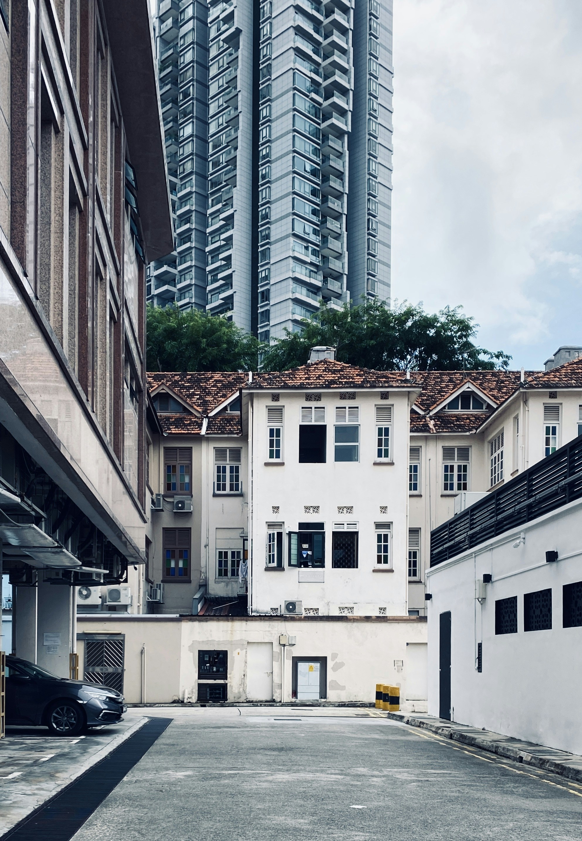 Between Old Facades and a Skyward Giant