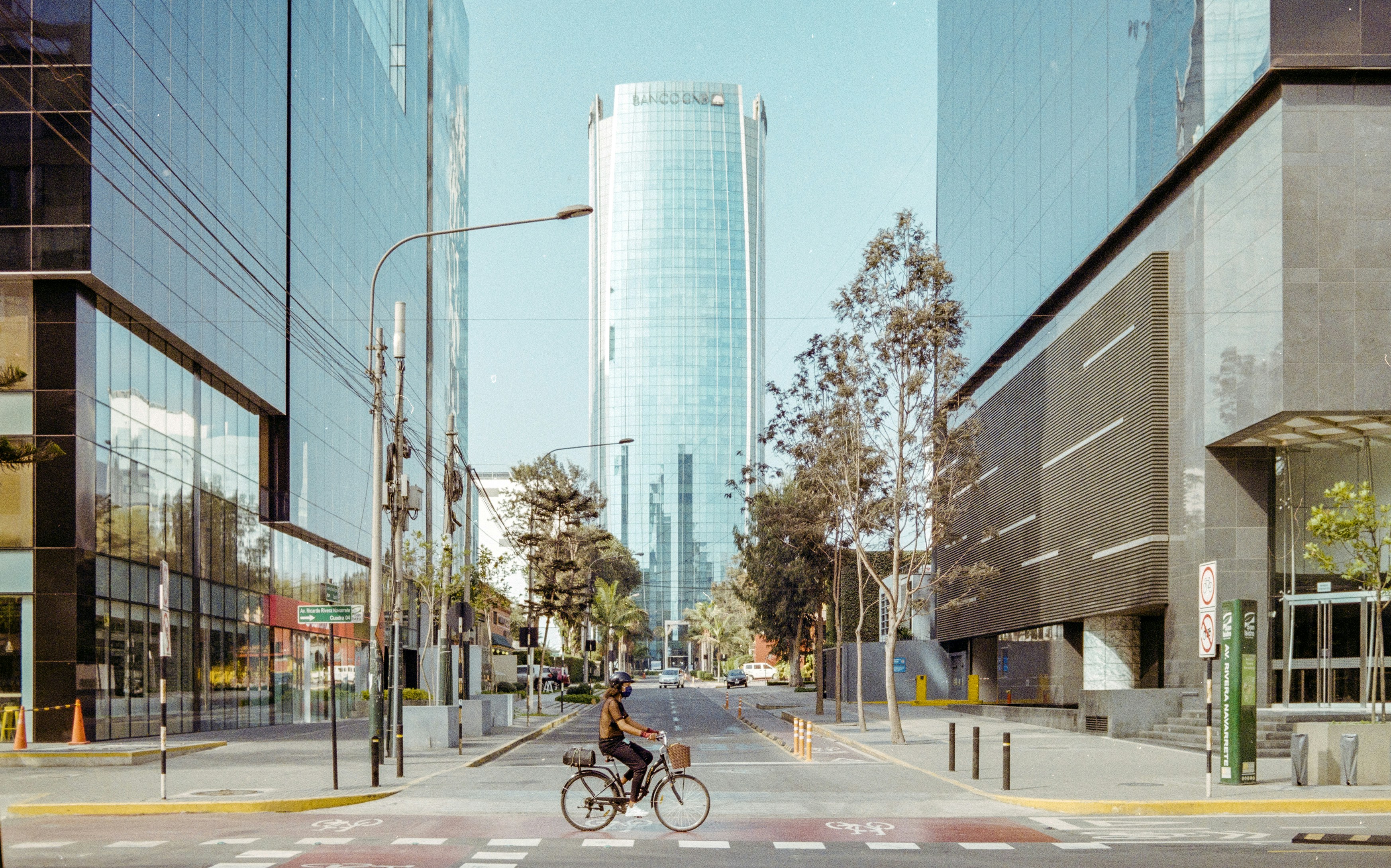 Fotografía análoga en San Isidro, Lima, Perú. | man in black jacket riding bicycle on road during daytime