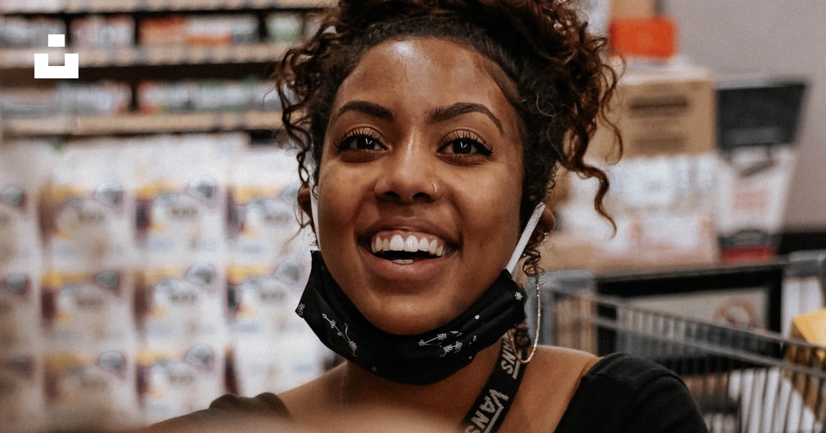 Mujer Con Camiseta Negra De Cuello Redondo Con Auriculares Negros Foto