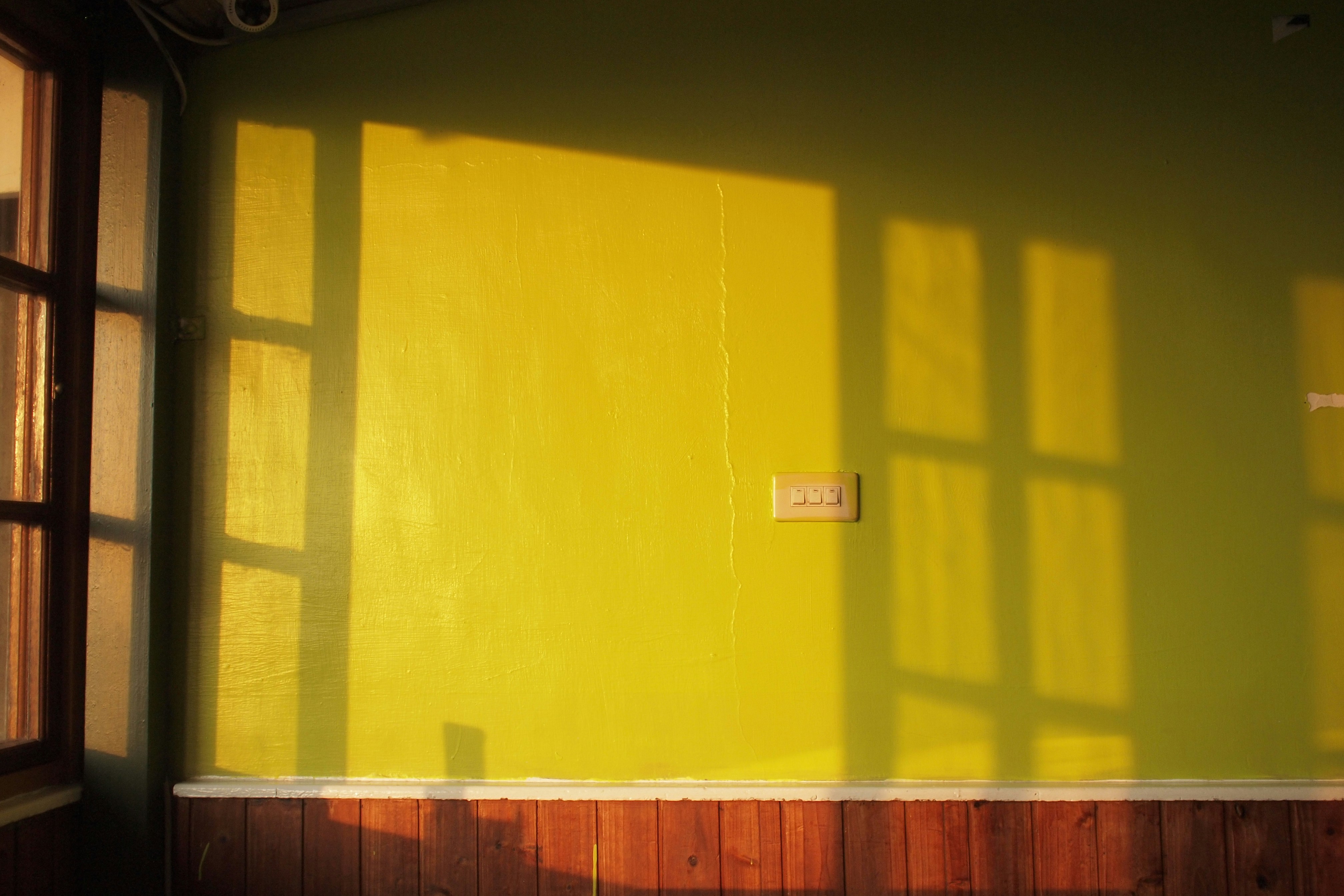 Window-Shadow Geometry on a Lime-Walled Studio