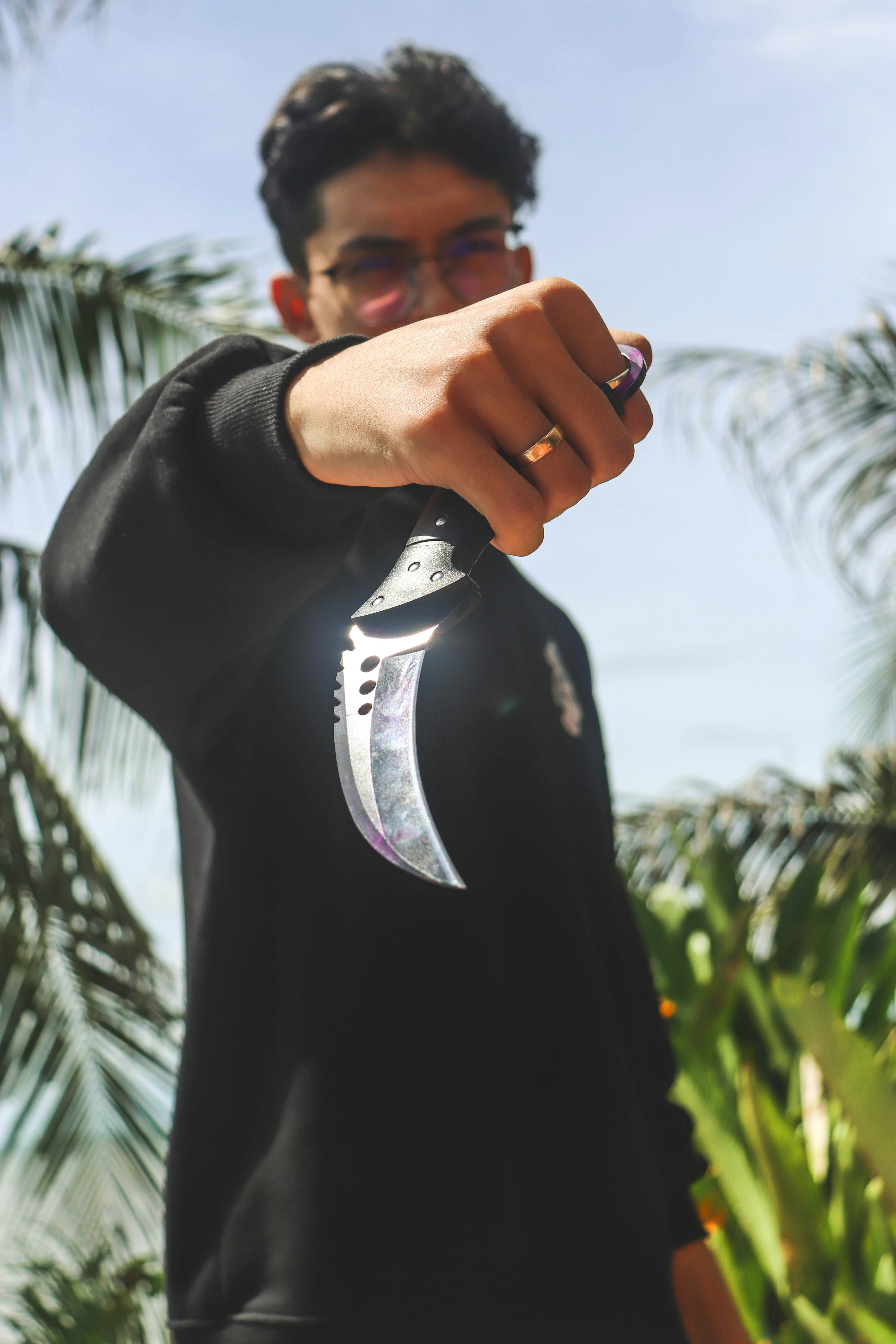 Armed Reveal: A Dagger-Faced Gaze