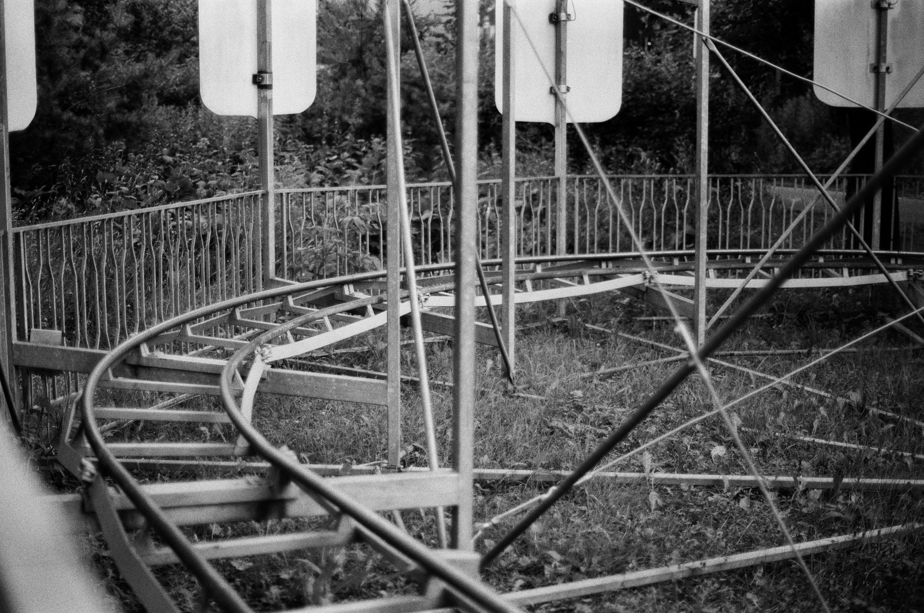 Grayscale photo of metal frame photo – Free Grey Image on Unsplash