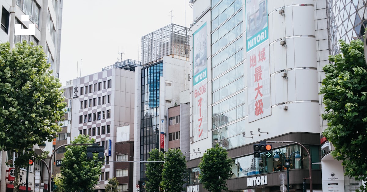 낮 동안 흰색 콘크리트 건물 근처의 보행자 전용 차선을 걷는 사람들 사진 Unsplash의 무료 도시 이미지
