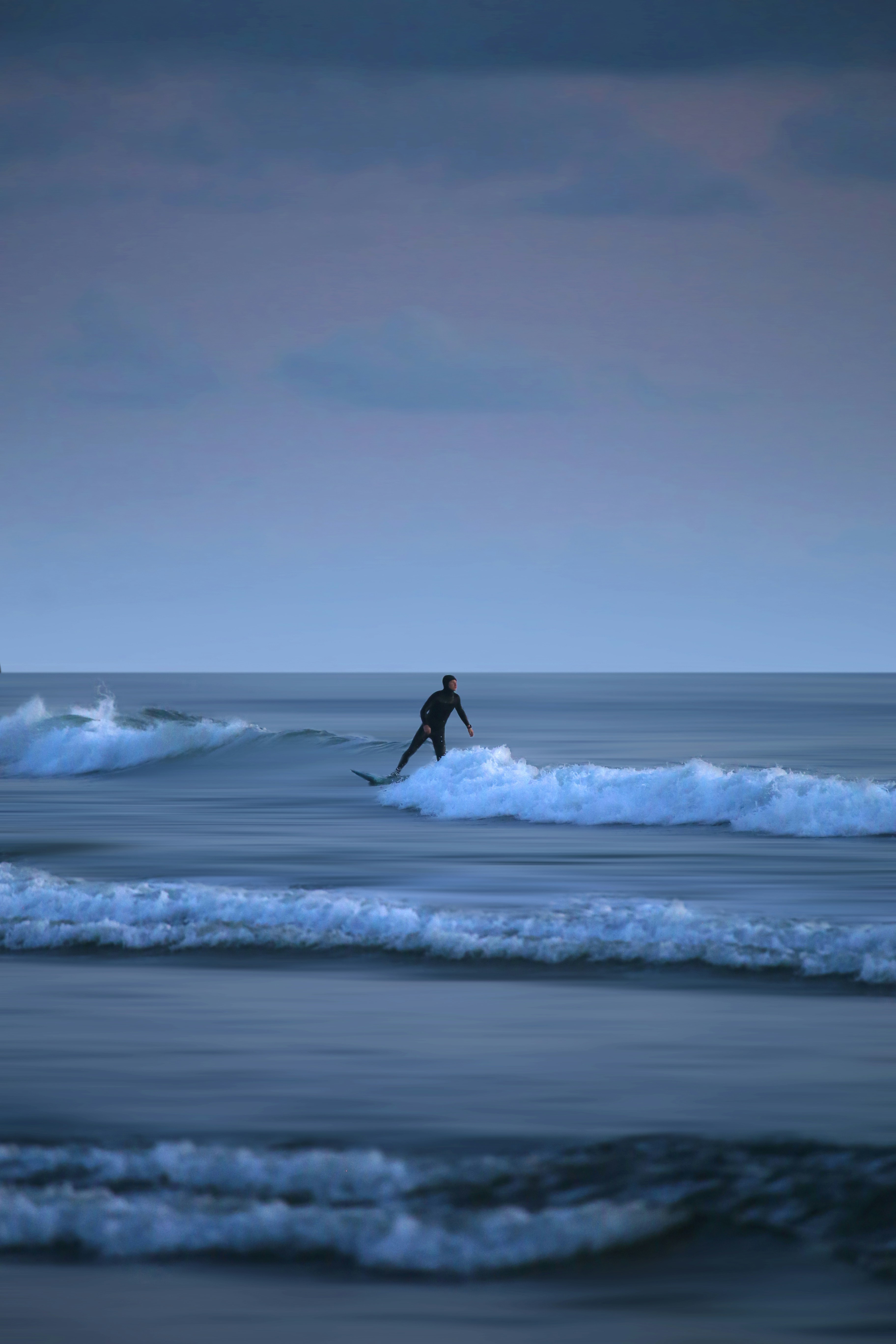 Persona surfeando sobre las olas del mar durante el día foto – Imagen ...