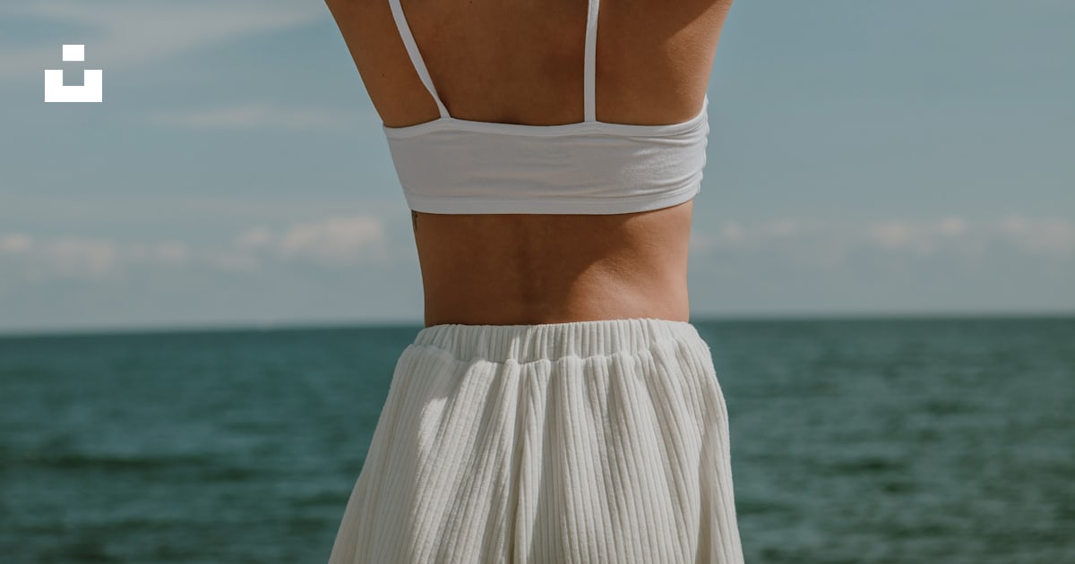 하얀 비키니 탑에 손을 올리는 여자 사진 Unsplash의 무료 토론토 이미지