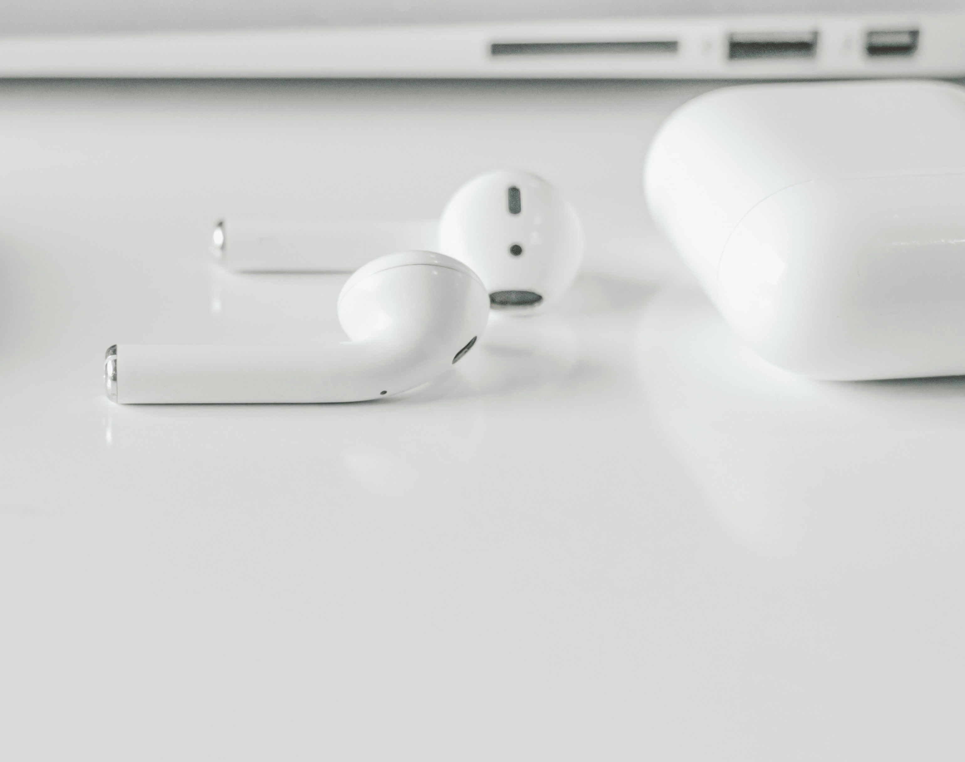 Apple earpods on white table photo – Free Grey Image on Unsplash