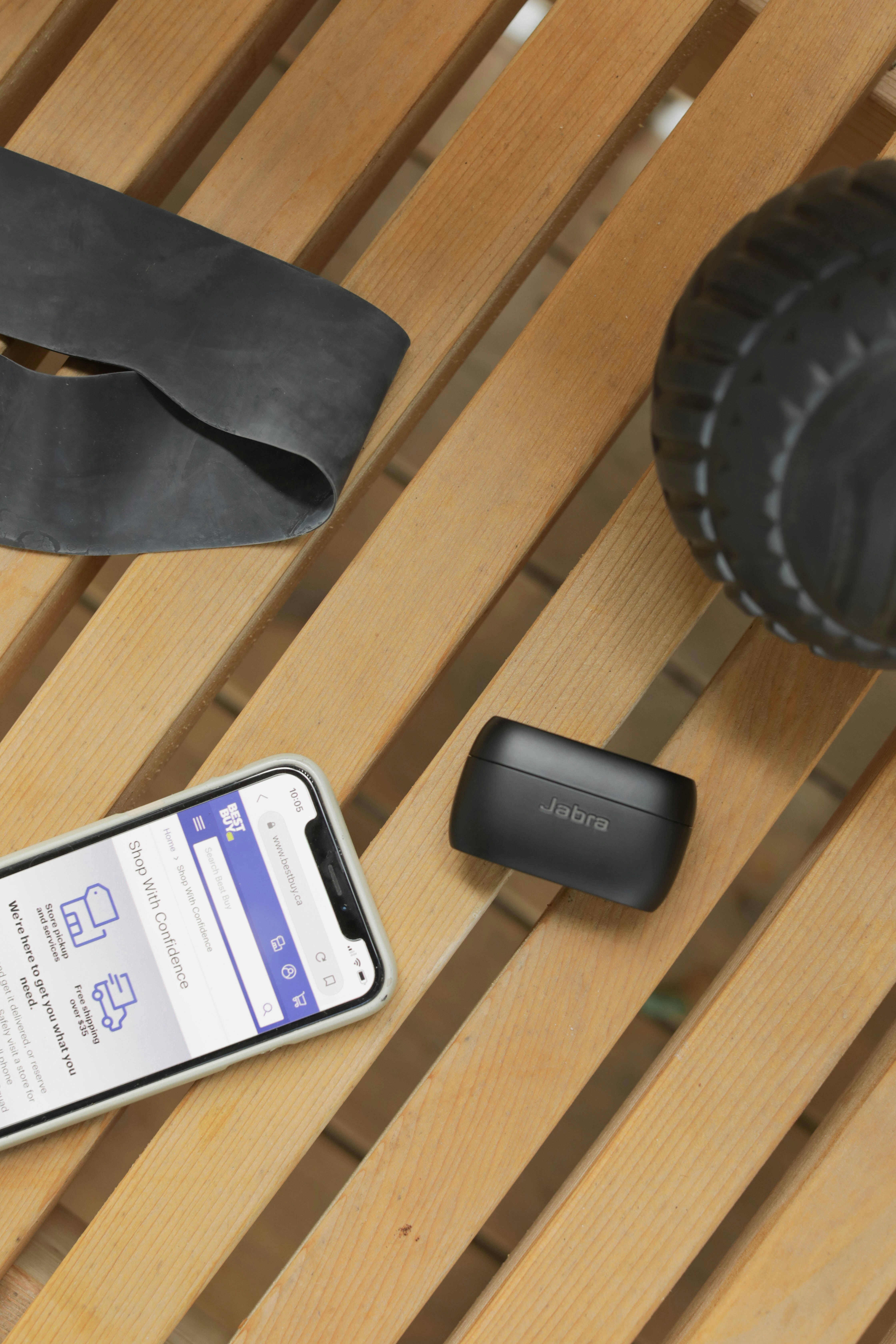 Foto Teléfono inteligente Samsung Android blanco junto a altavoz negro ...