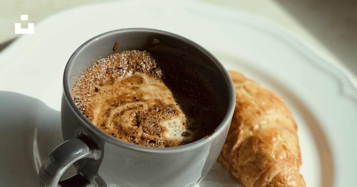 Tasse En Céramique Blanche Avec Un Liquide Brun à Lintérieur Photo
