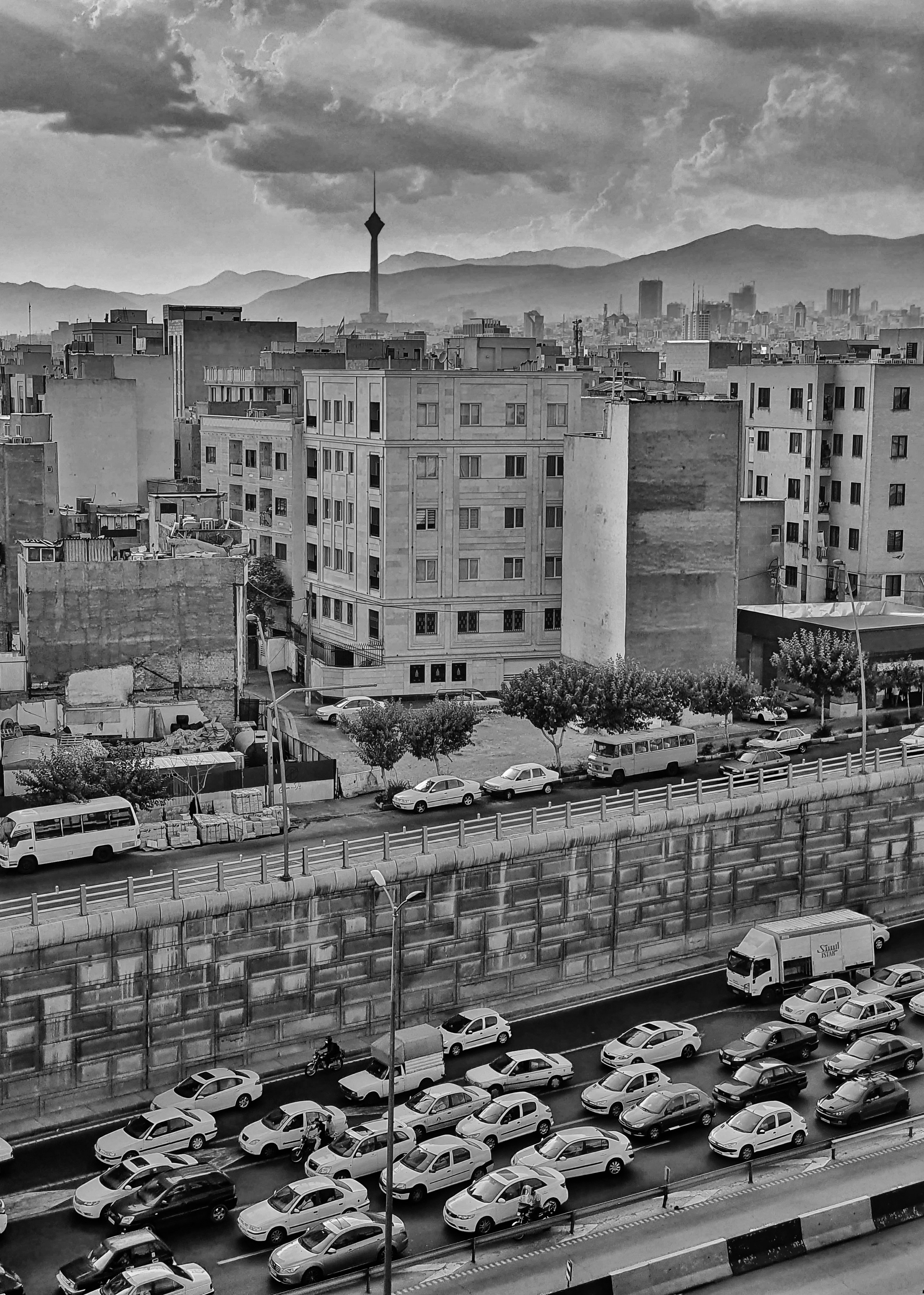 Rising Needle Over a Sea of Cars: A Monochrome Cityscape