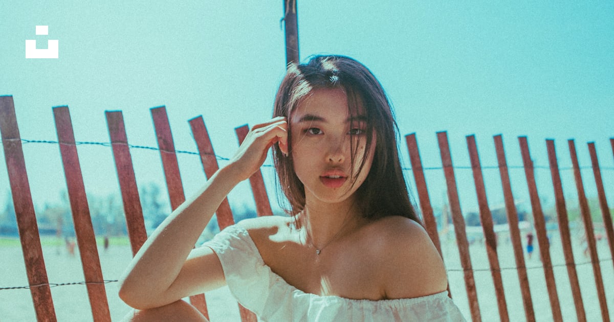 갈색 나무 벤치에 앉아 하얀 드레스를 입은 여자 사진 Unsplash의 무료 캐나다 이미지