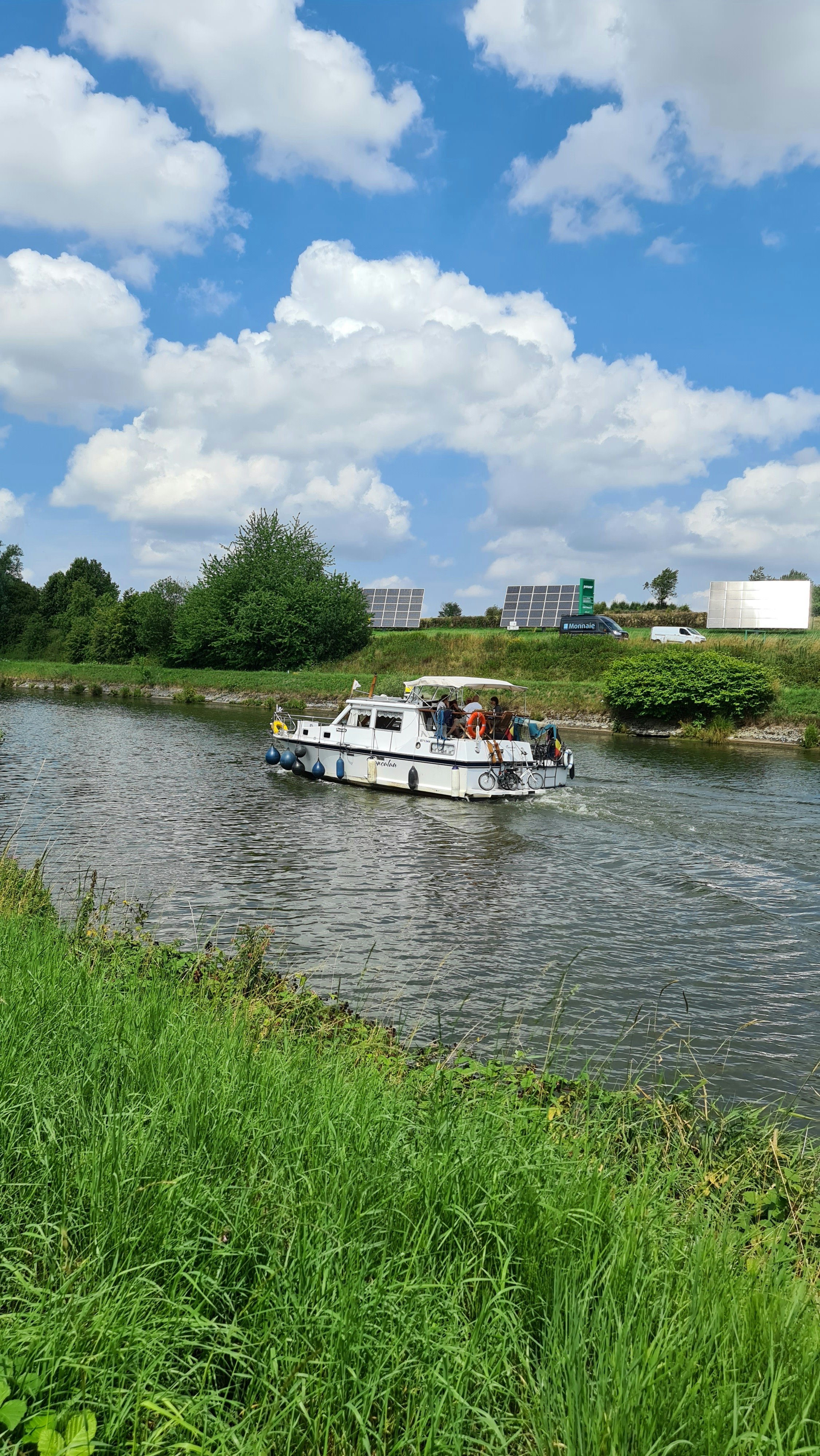 Foto Bote blanco en el río durante el día – Imagen Pont-à-celles gratis ...