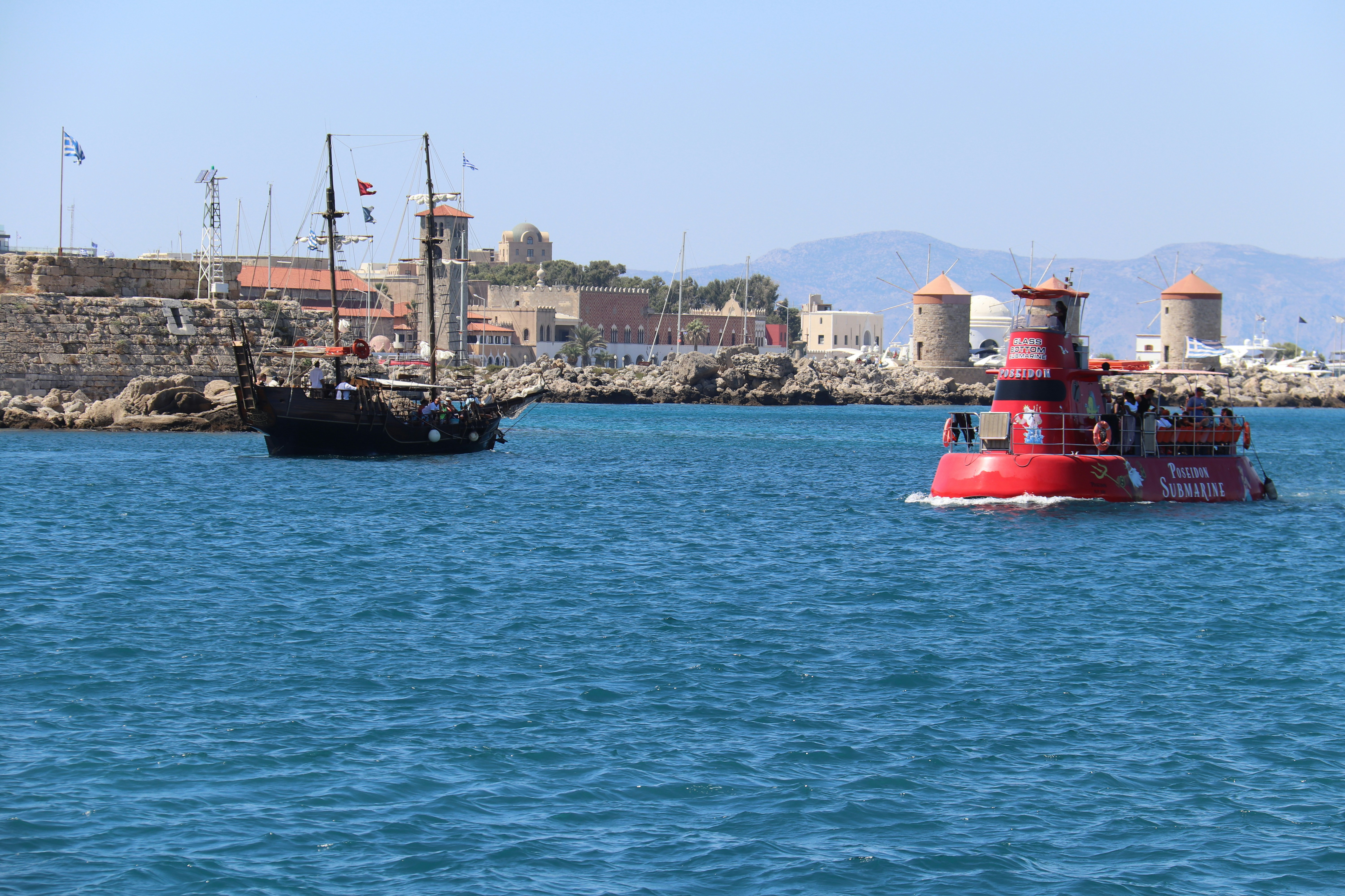 Foto Barco negro en el mar durante el día – Imagen Rodos gratis en Unsplash