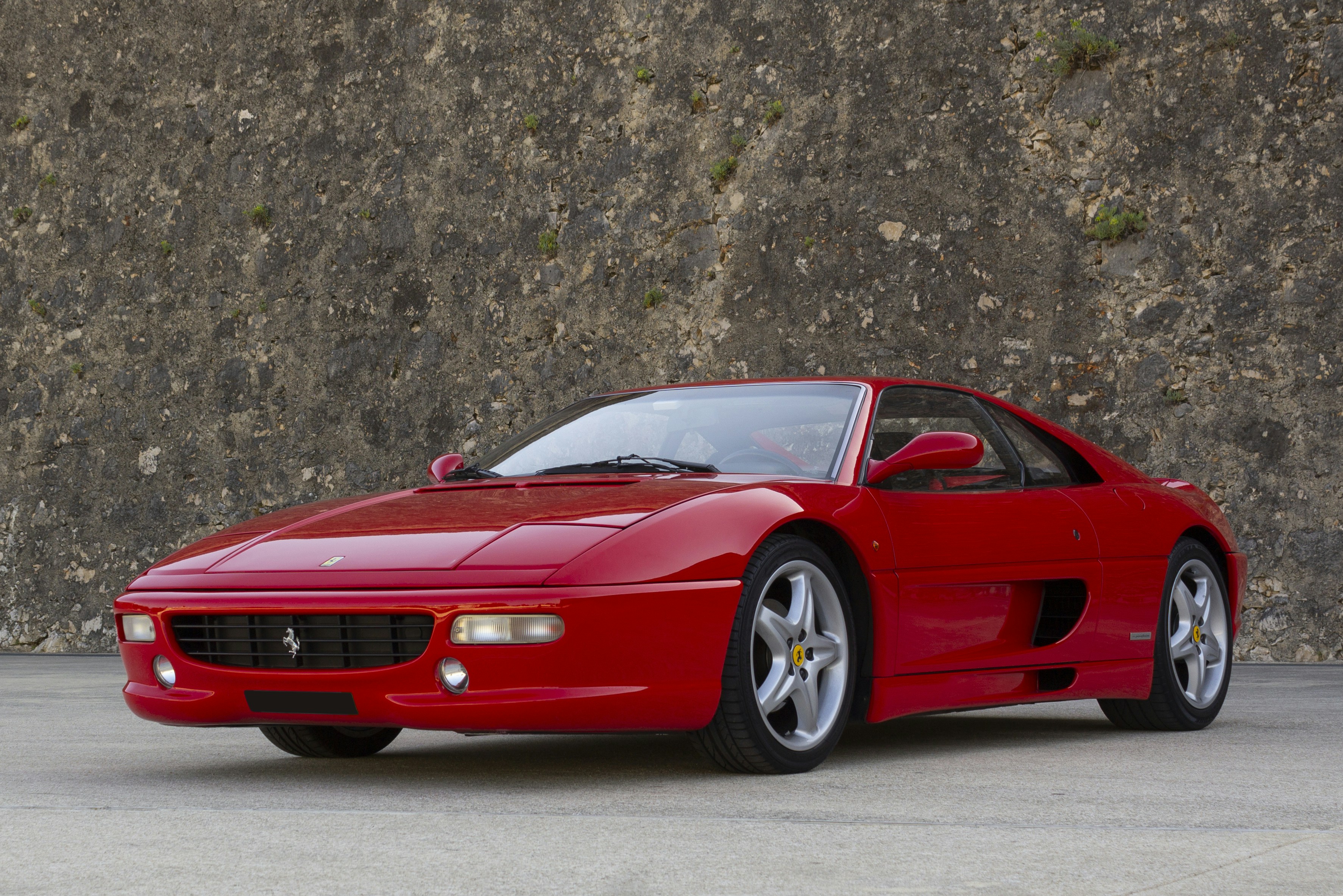 Ferrari 458 Italia rouge garée à côté d’un mur en béton gris photo ...