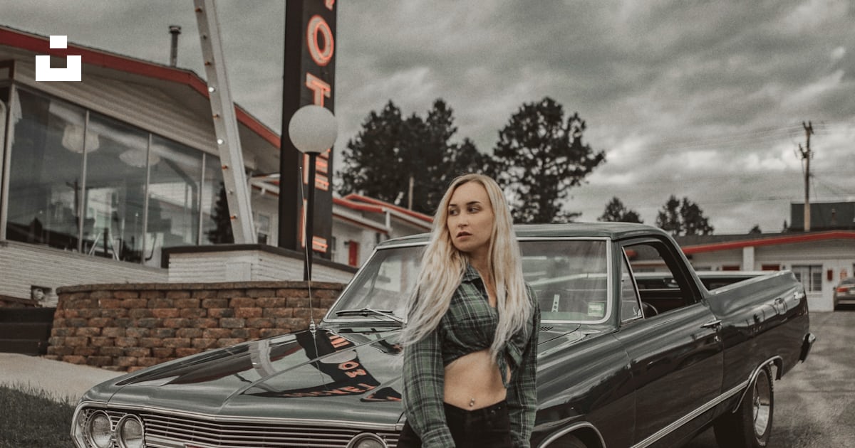 Foto Mujer Con Chaqueta De Cuero Negro Y Falda Negra De Pie Junto A