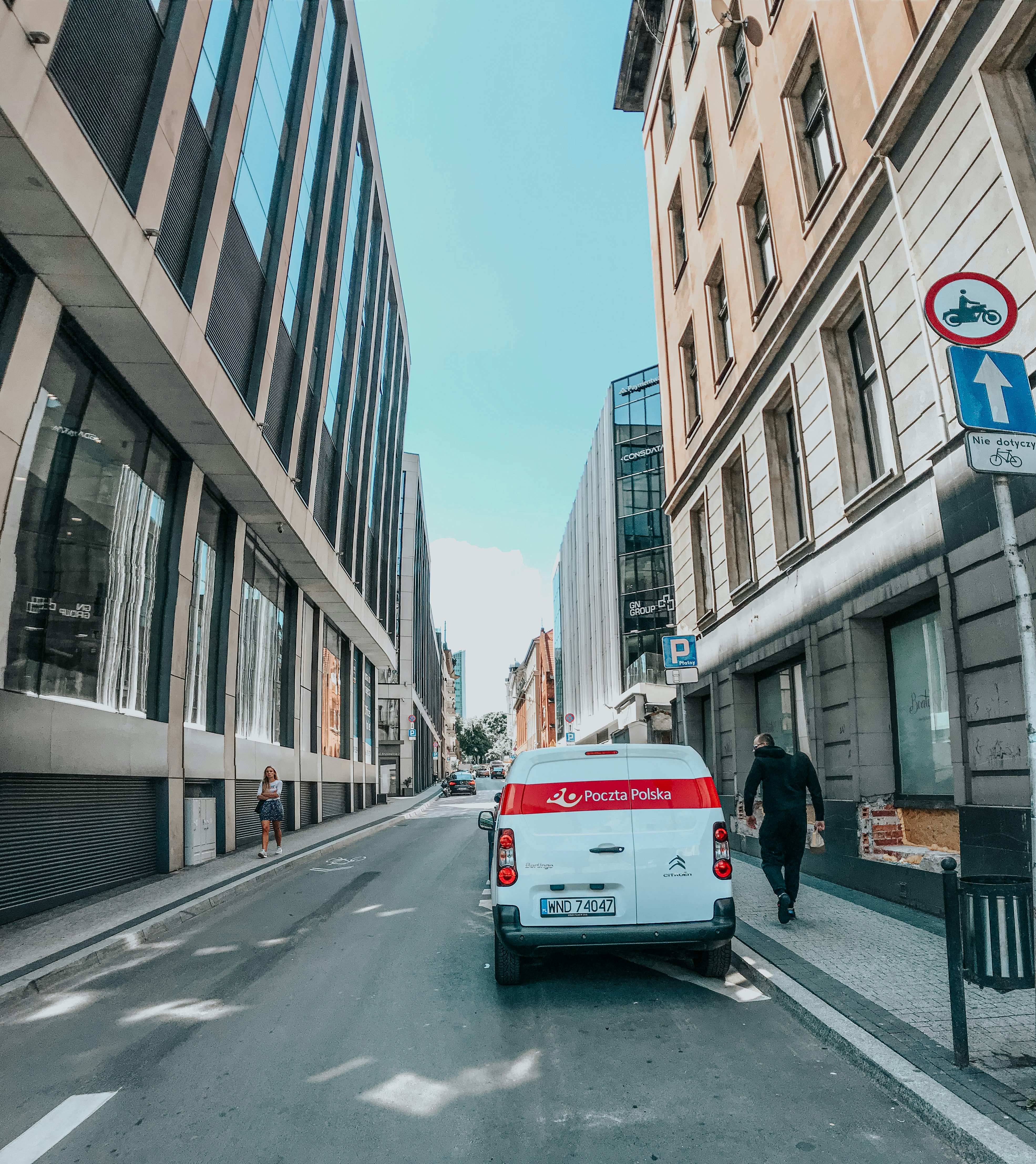 Red-Top Van at the Mouth of the City Alley