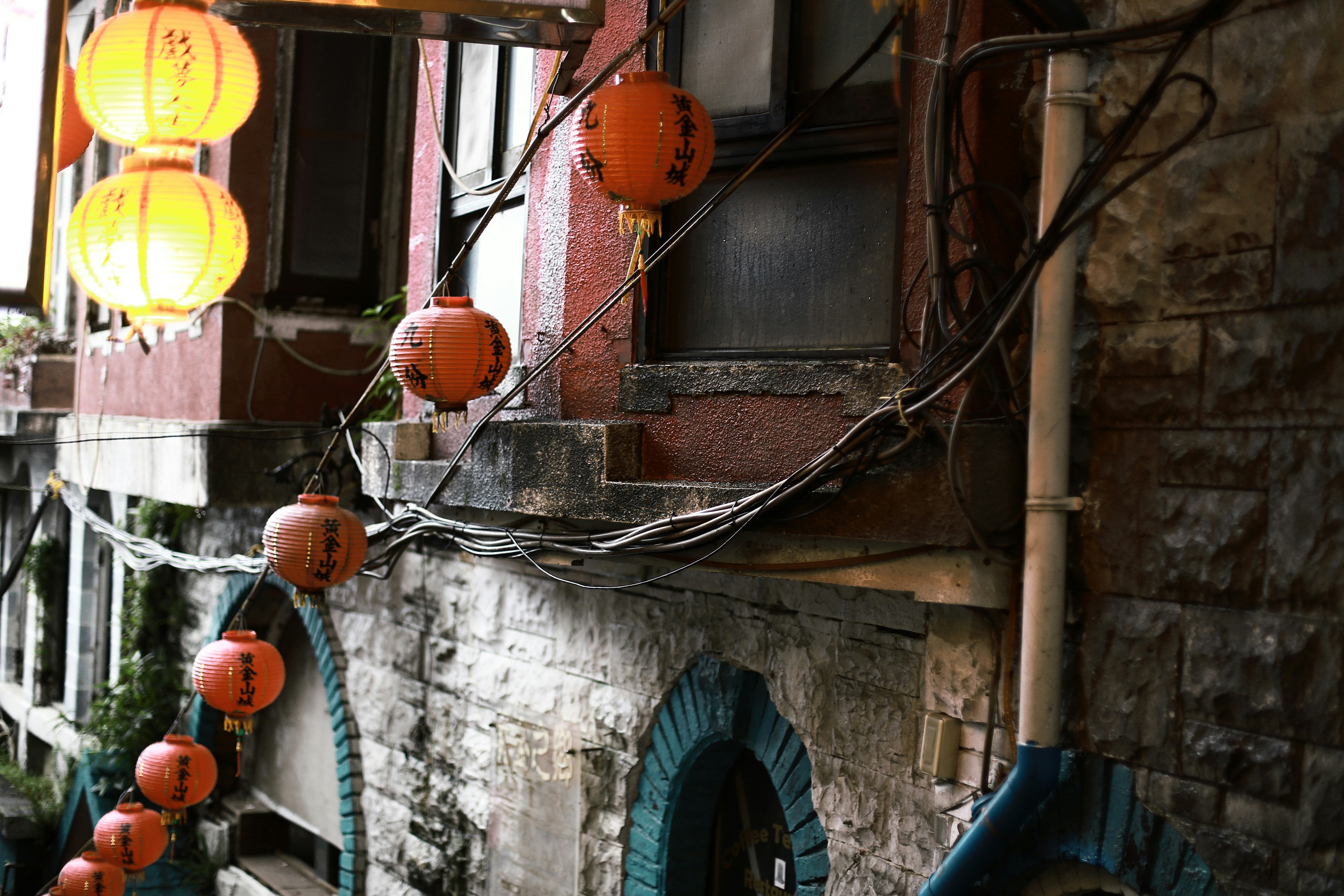 Orange and black basketball hoop on gray concrete wall photo – Free ...