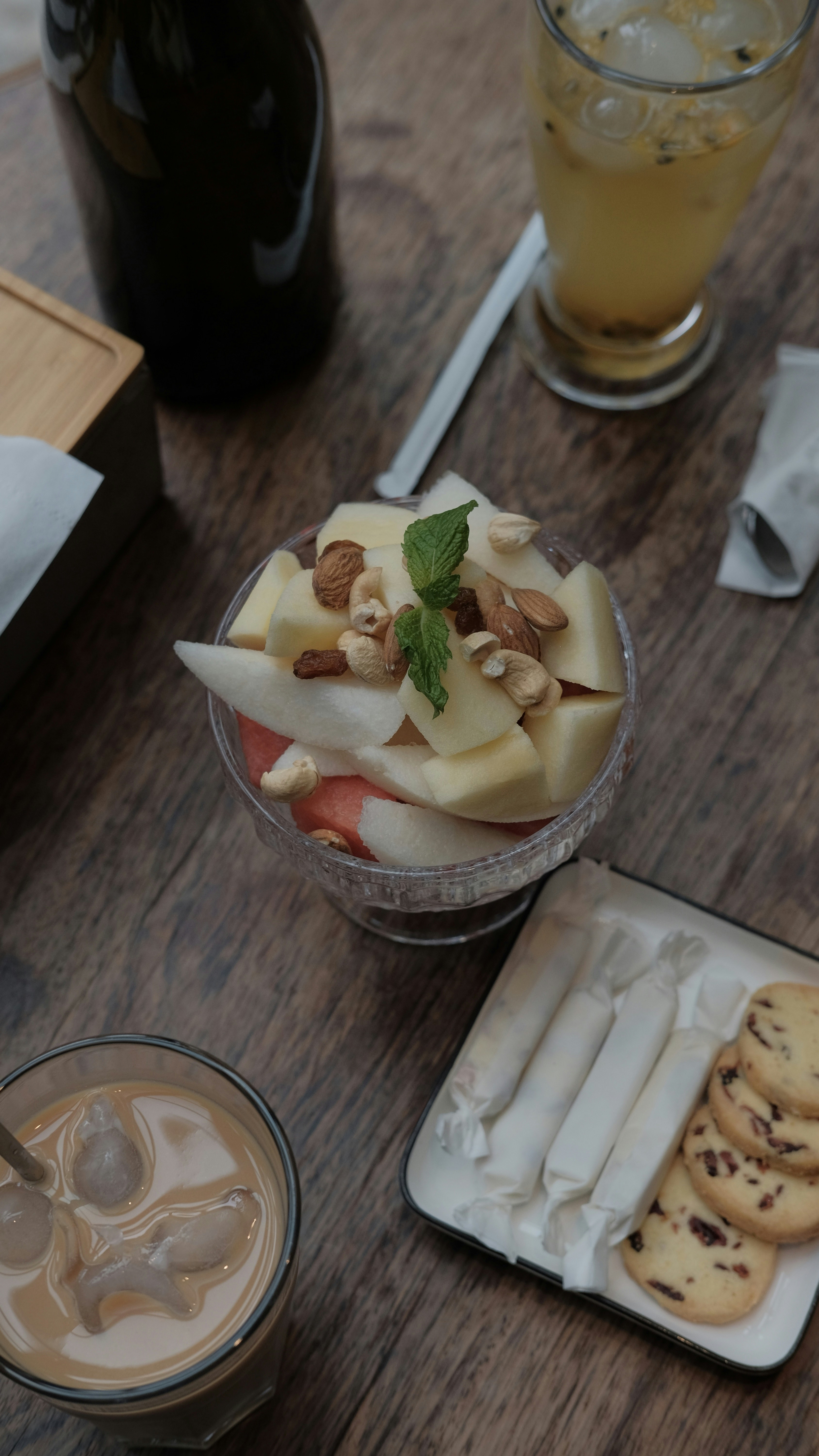 sliced fruit in clear glass bowl