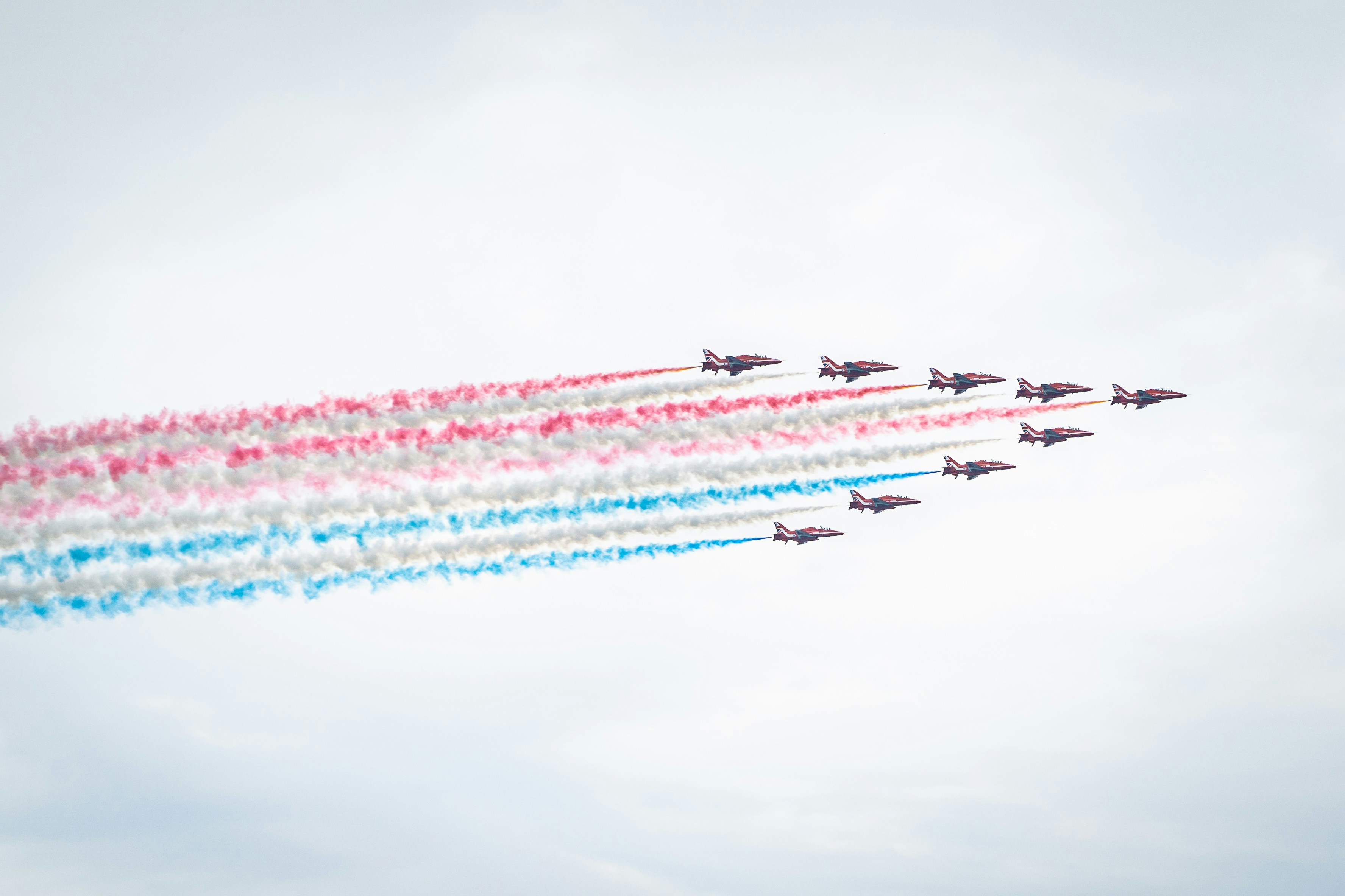 White and red jet plane in the sky photo – Free Il Image on Unsplash