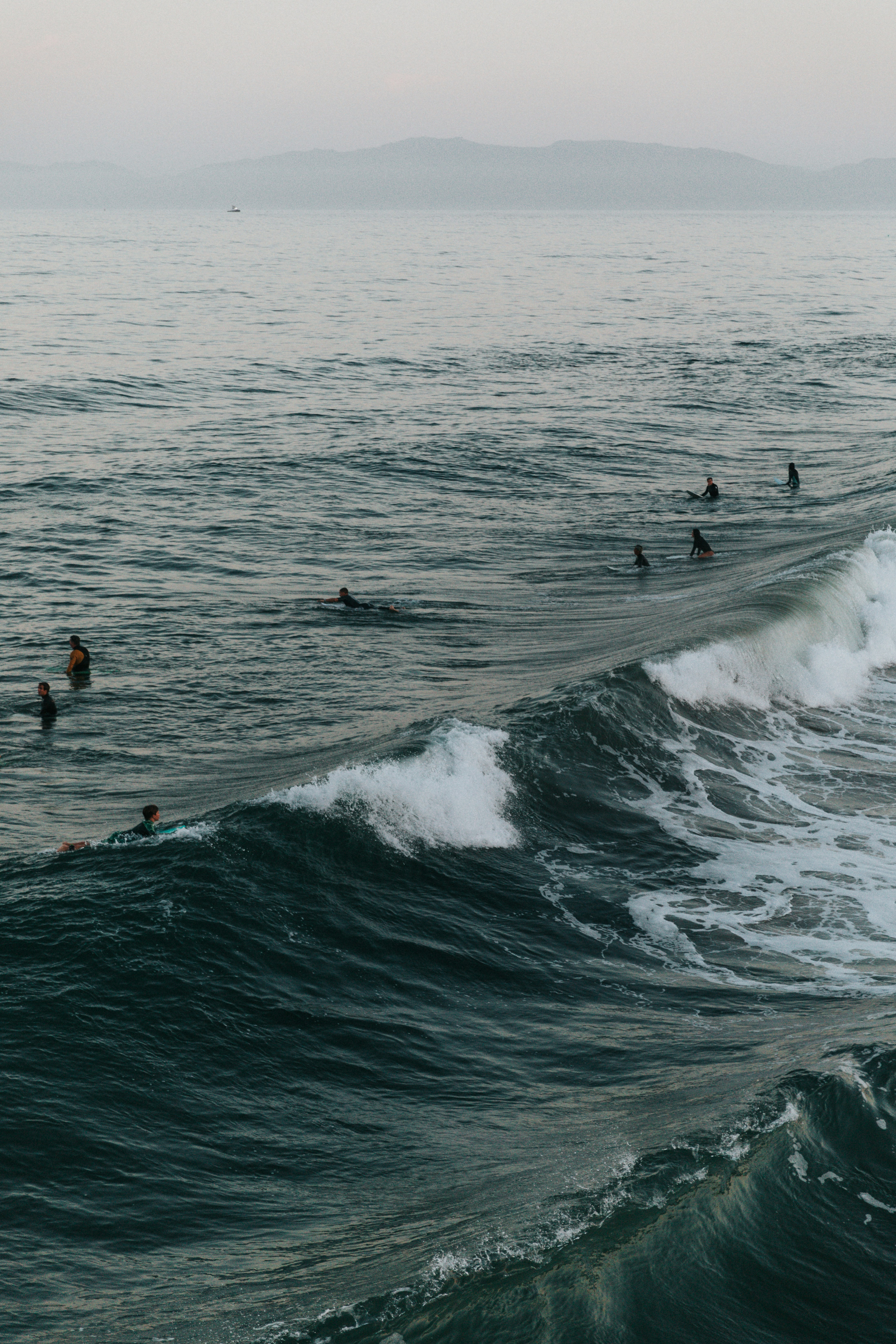 Foto Gente surfeando en las olas del mar durante el día – Imagen Gris ...
