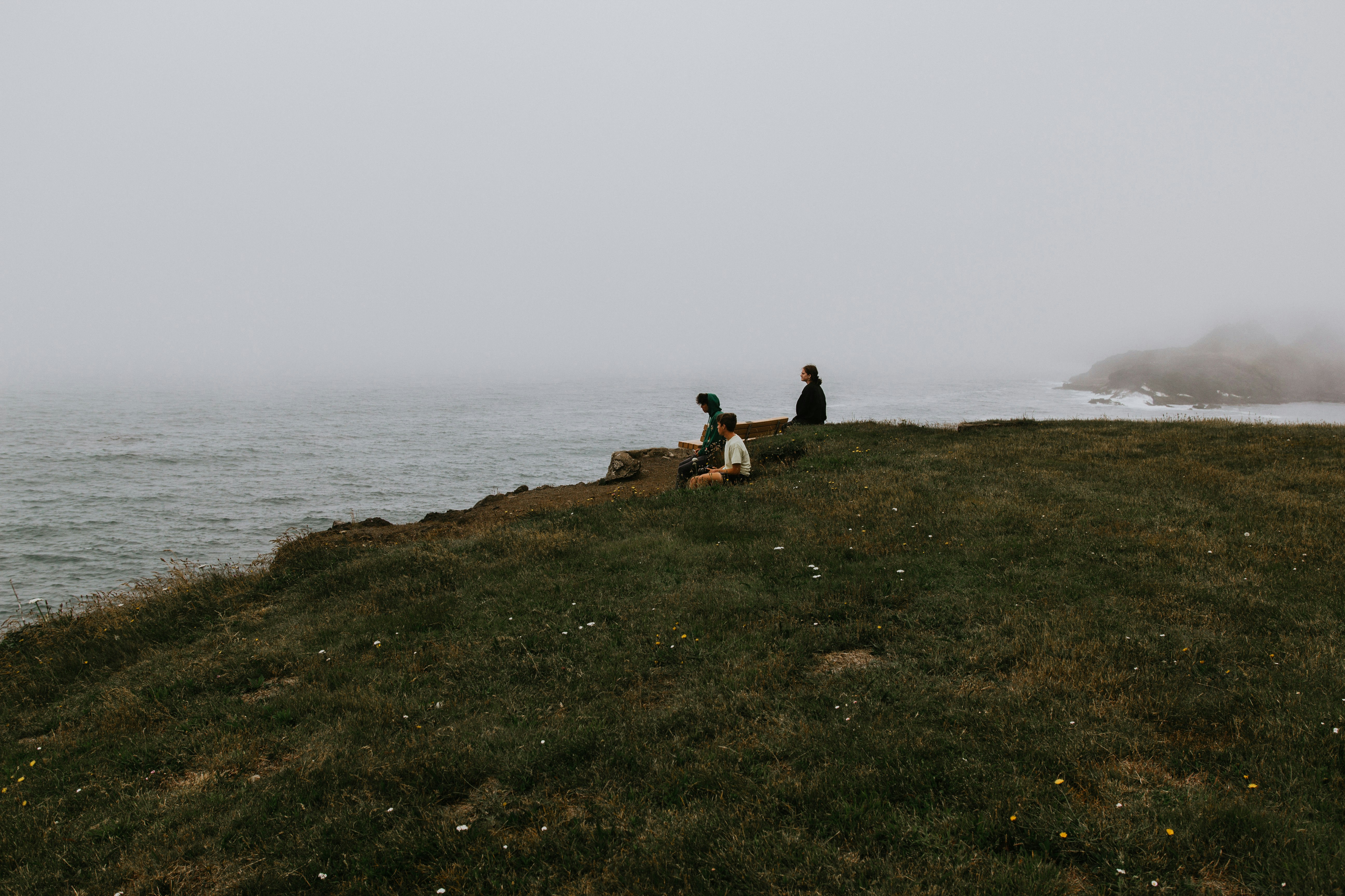 2 personnes assises sur un rocher près d’un plan d’eau pendant la ...