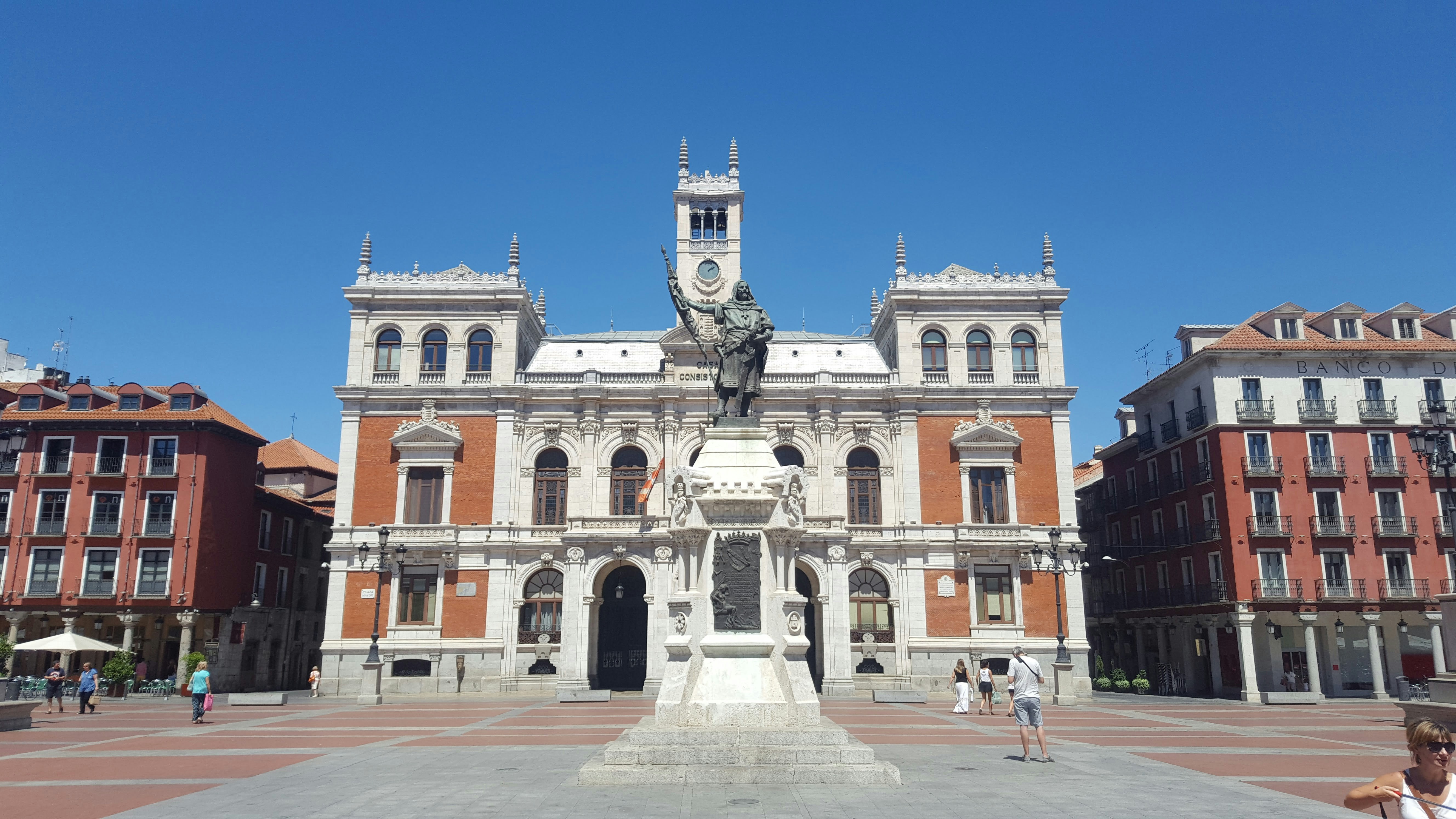Valladolid (Spain) City Hall. Check our travel website www.tugranviaje.com | white and brown concrete building under blue sky during daytime