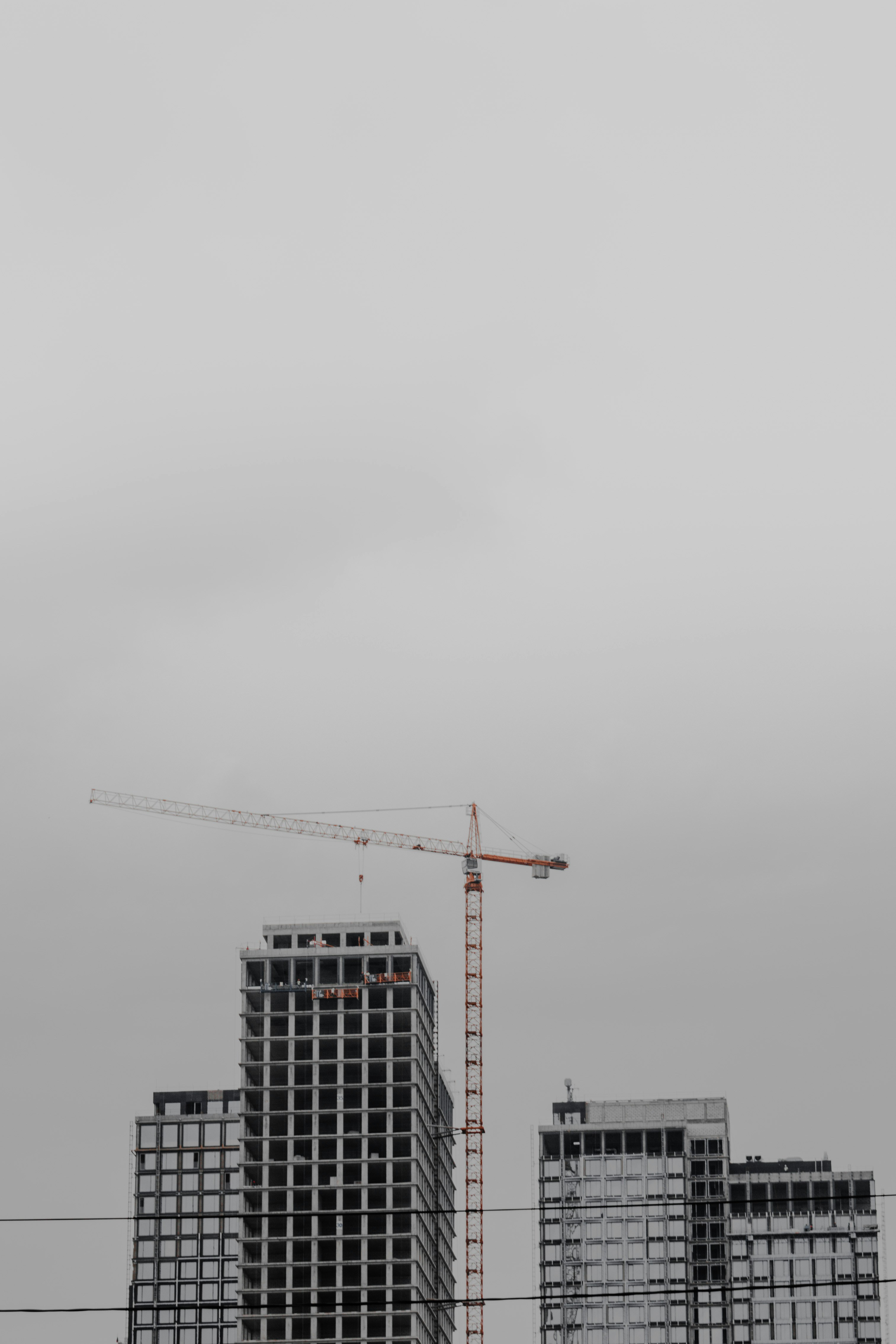 Edificio en blanco y negro bajo el cielo blanco foto – Imagen de Gris gratuita en Unsplash