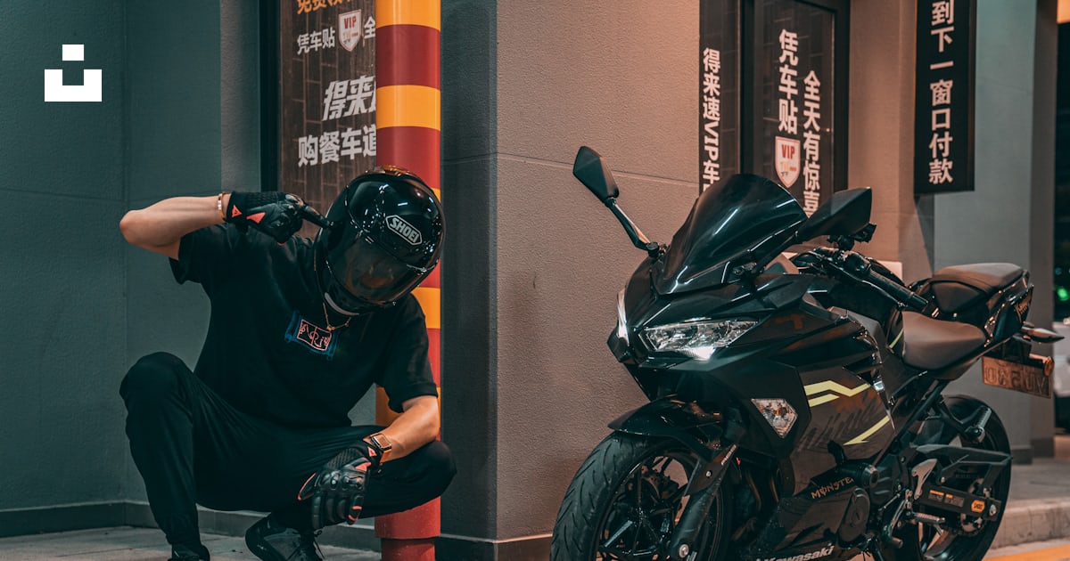 黒いスポーツバイクに乗る黒いジャケットと黒いヘルメットの男の写真 Unsplashの人間の無料画像