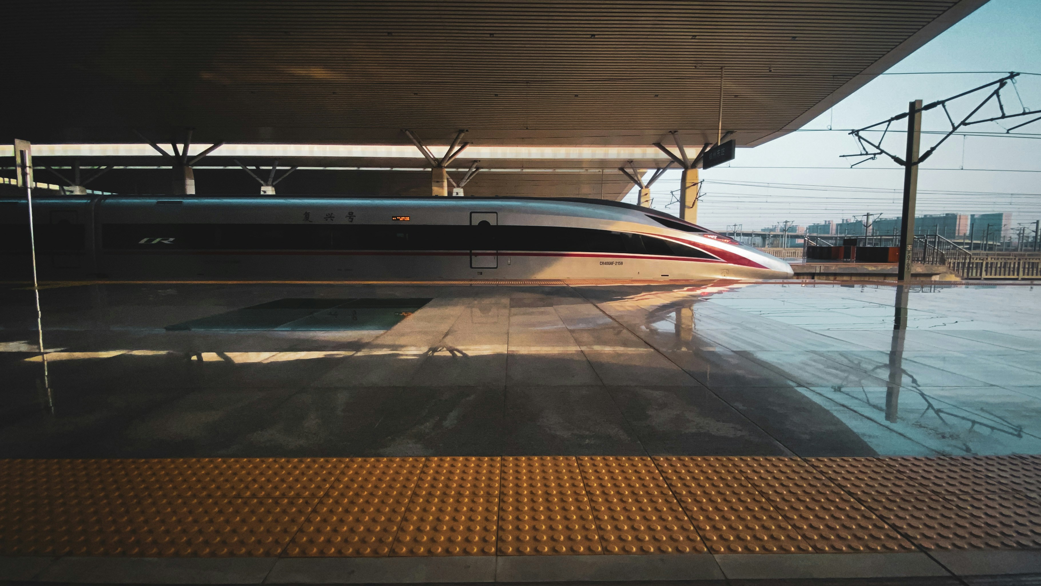 Avion de ligne blanc et rouge dans un tunnel photo – Photo Transport ...