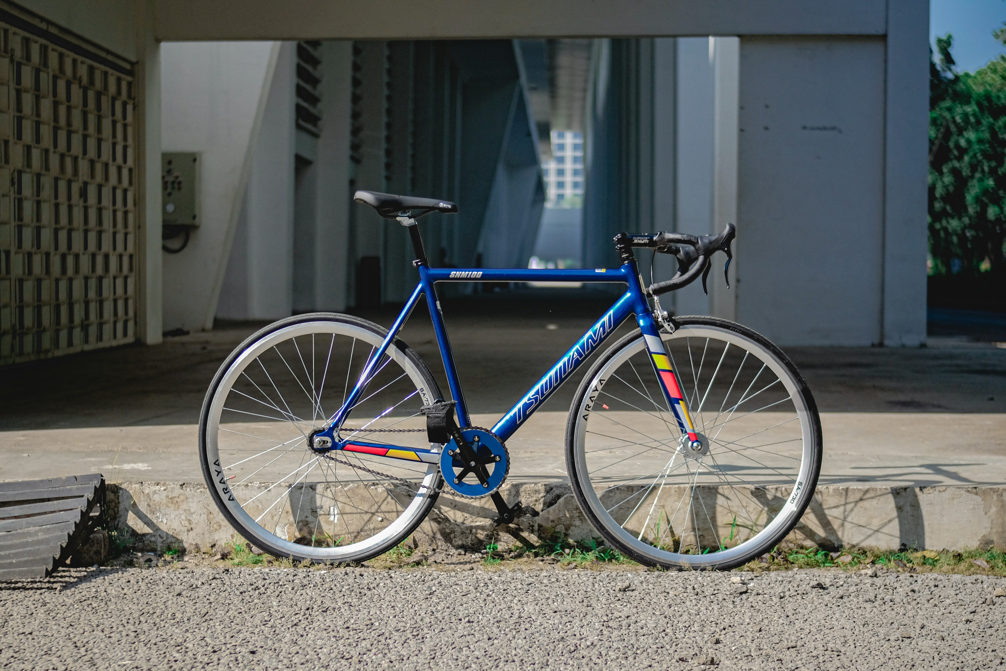 Blue and white road bike photo – Free Bicycle Image on Unsplash