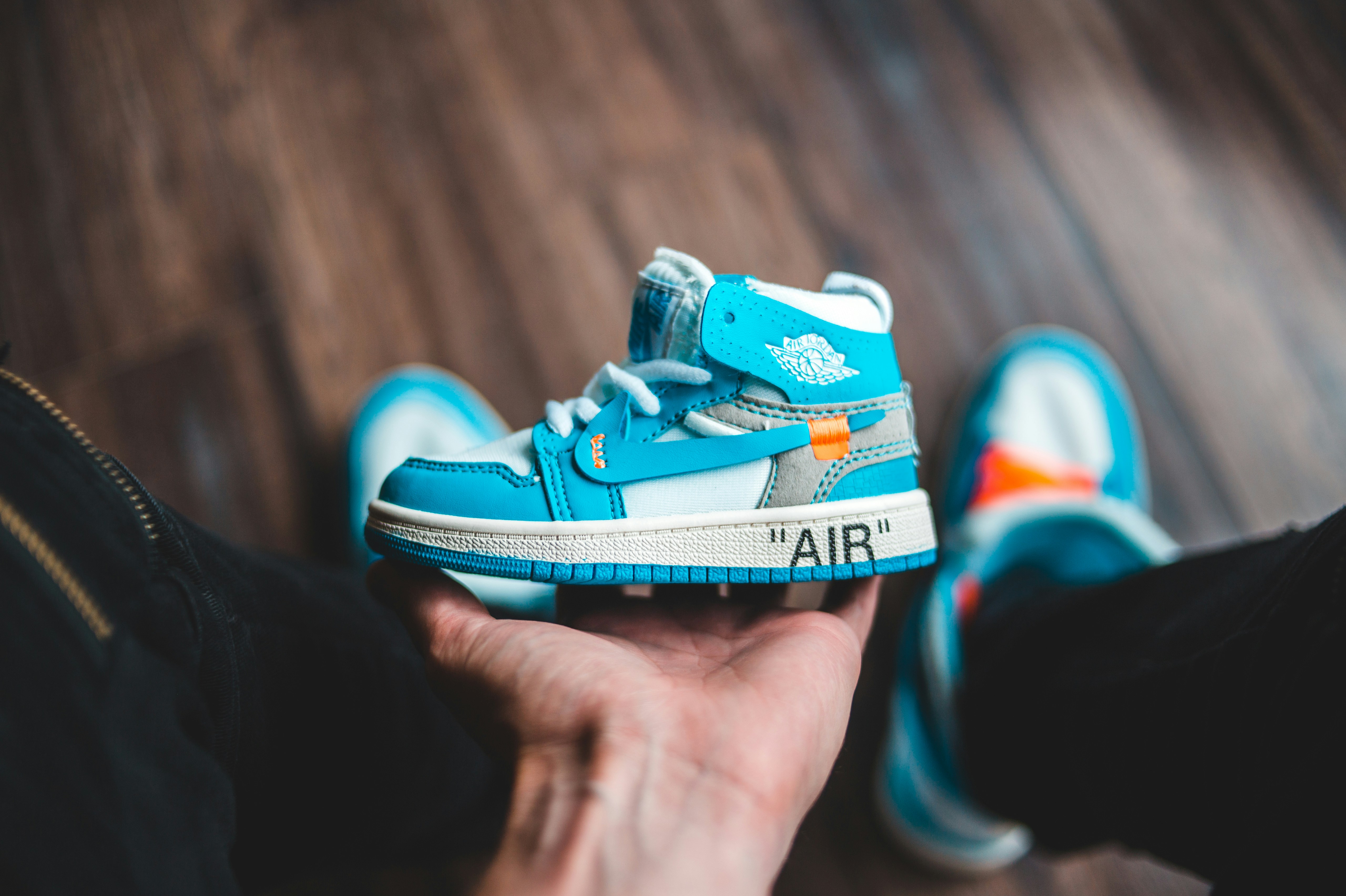 Persona sosteniendo Nike Air Jordan 1 verde y blanco foto – Imagen de ...