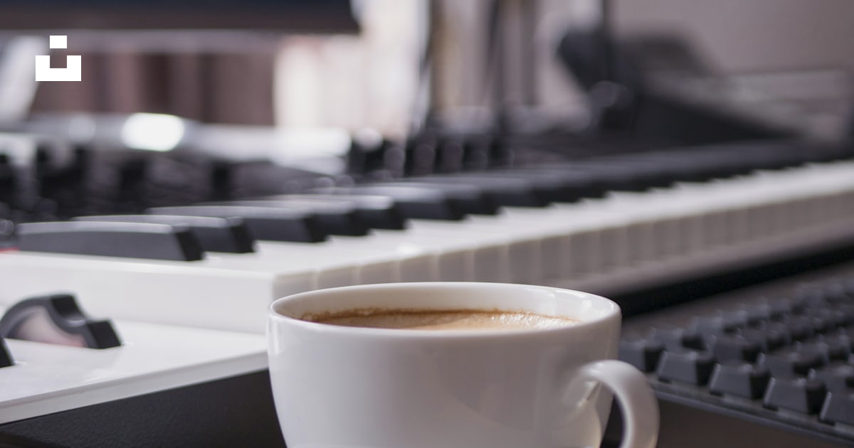 Tasse En Céramique Blanche Sur Soucoupe En Céramique Blanche Photo