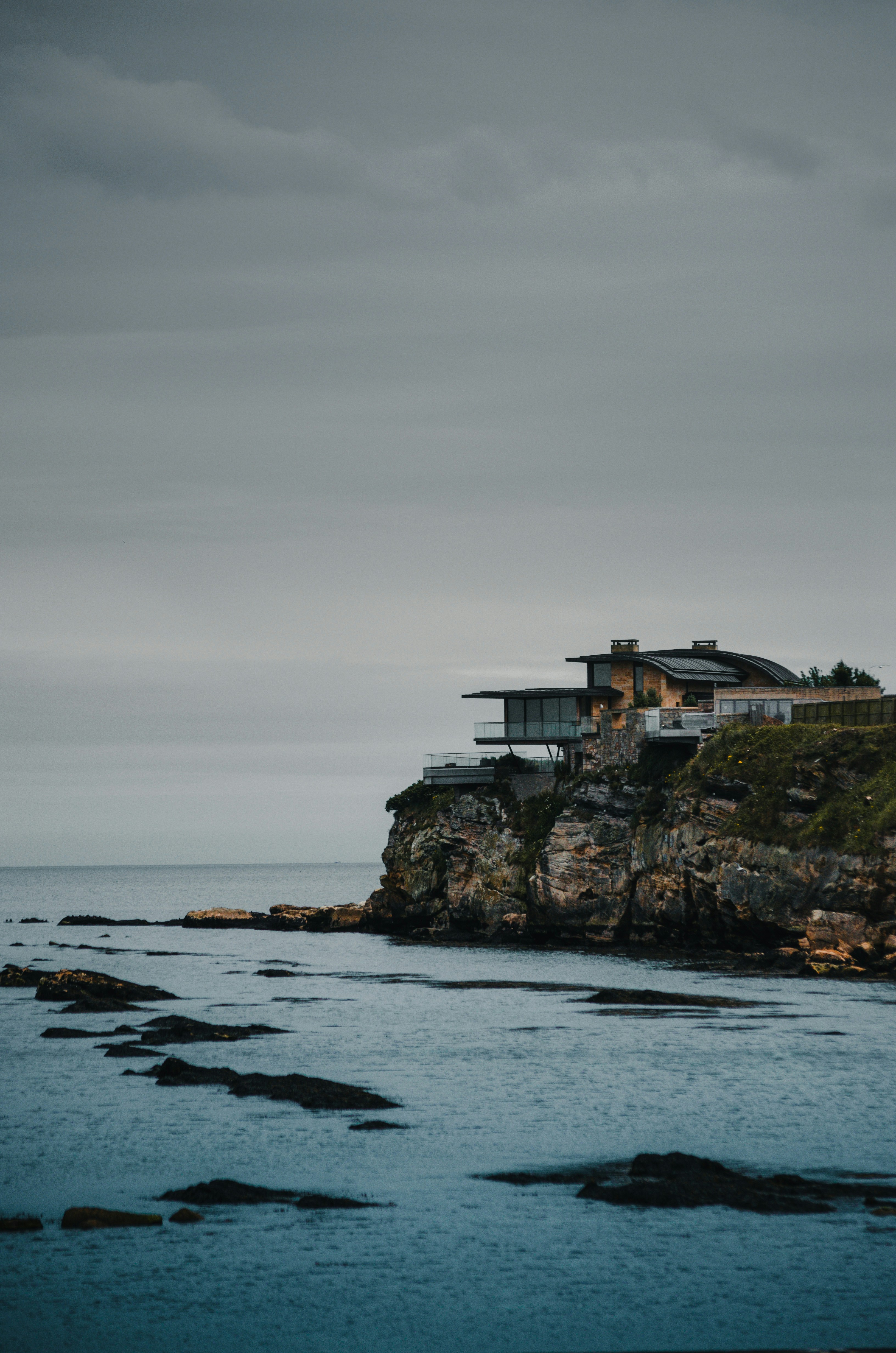 Edgehouse on a Windward Cliff: A Quiet Coastal Retreat