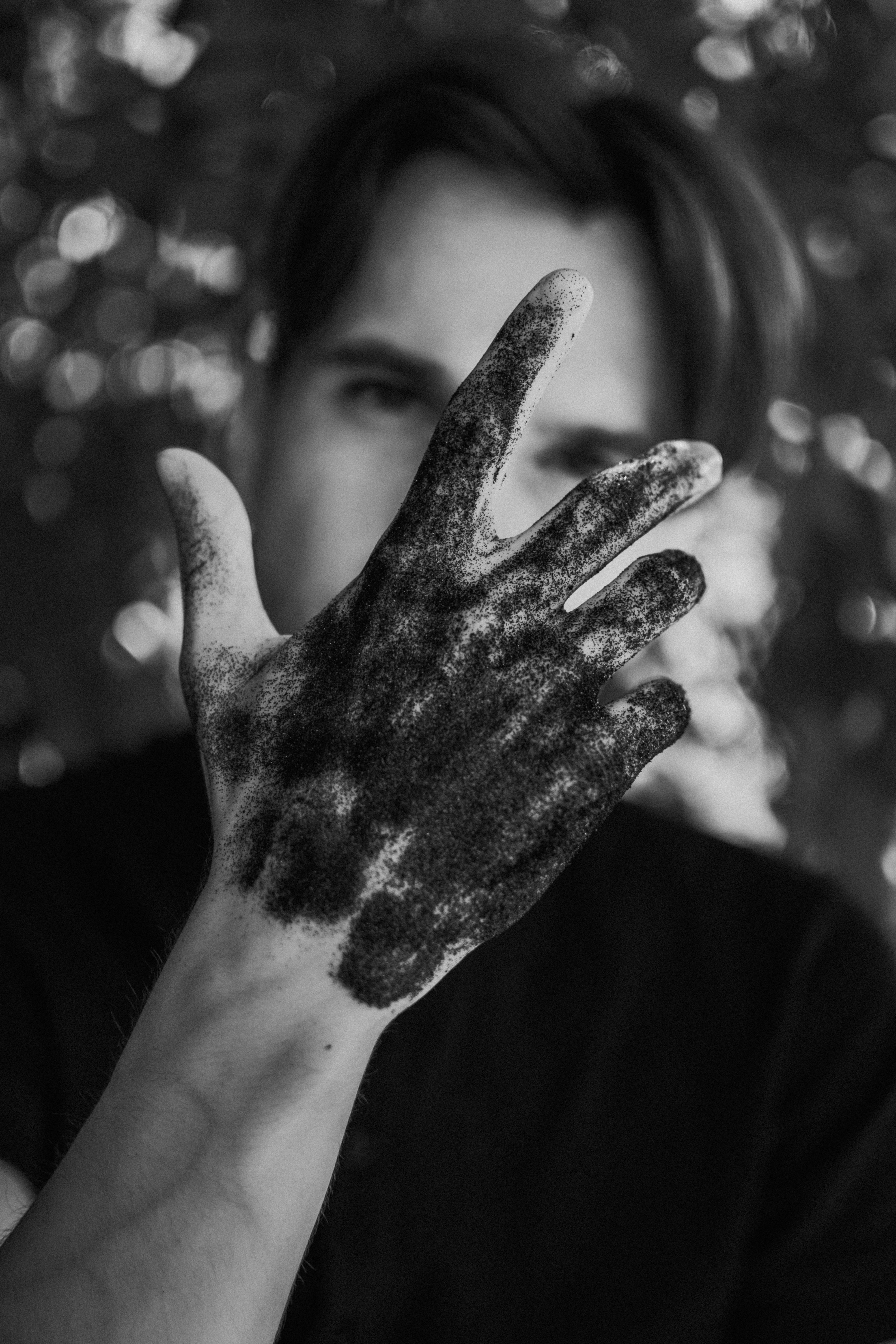 Foto Foto en escala de grises de la mano izquierda de las personas ...