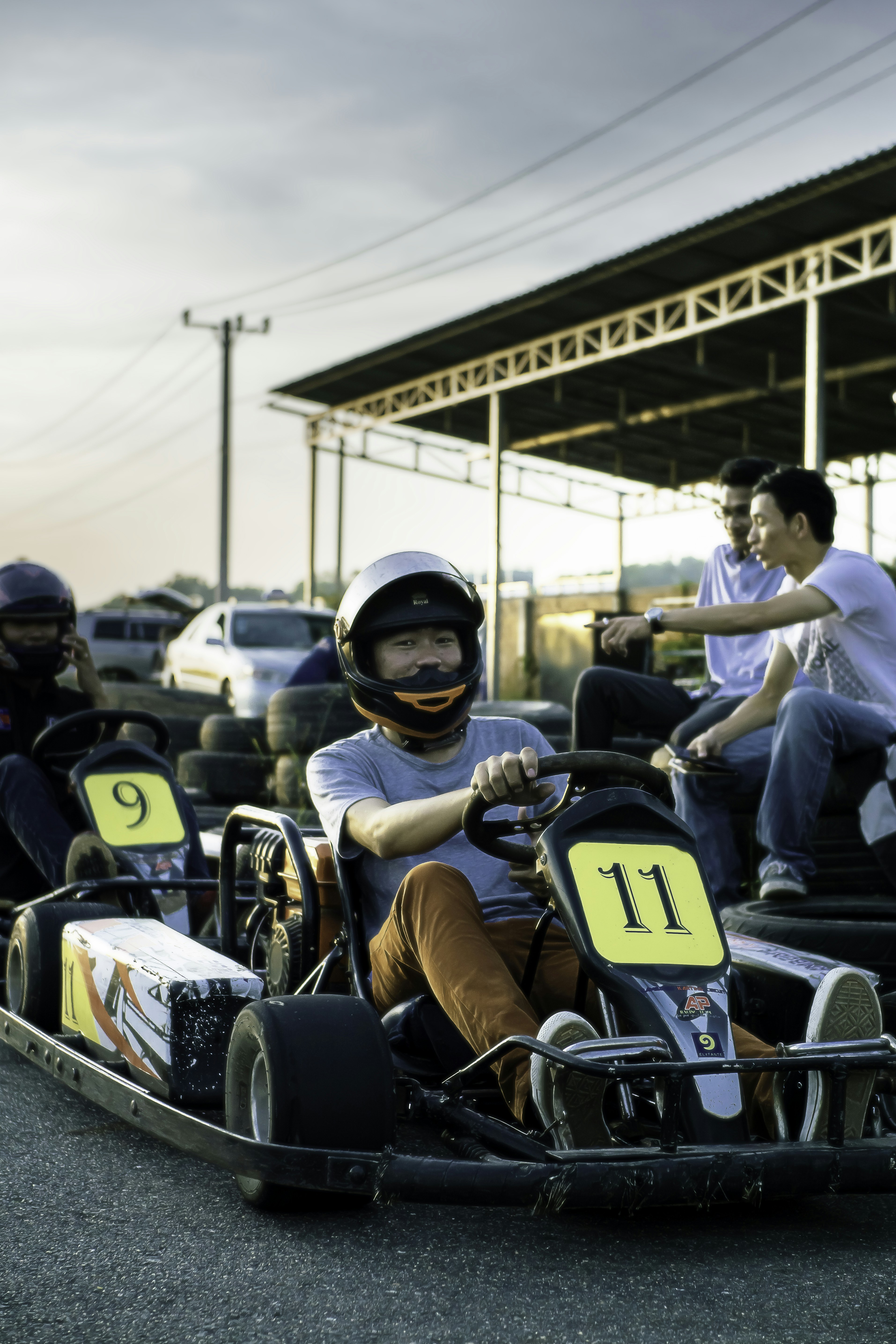 Gente montando en karts durante el día foto – Imagen de Ropa gratuita ...